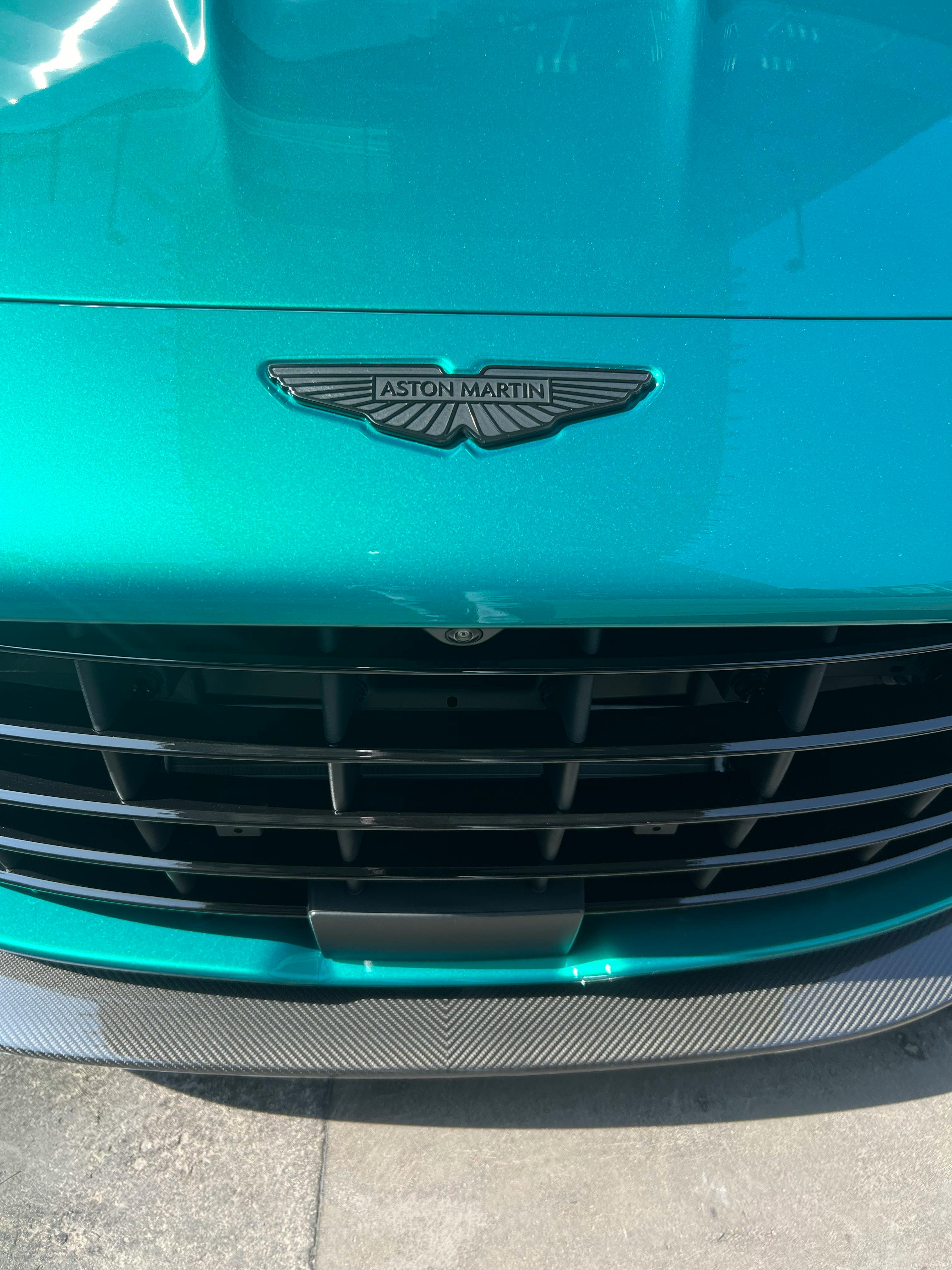 Gros Plan De La Calandre Avant D'une Voiture Aston Martin · Photo gratuite