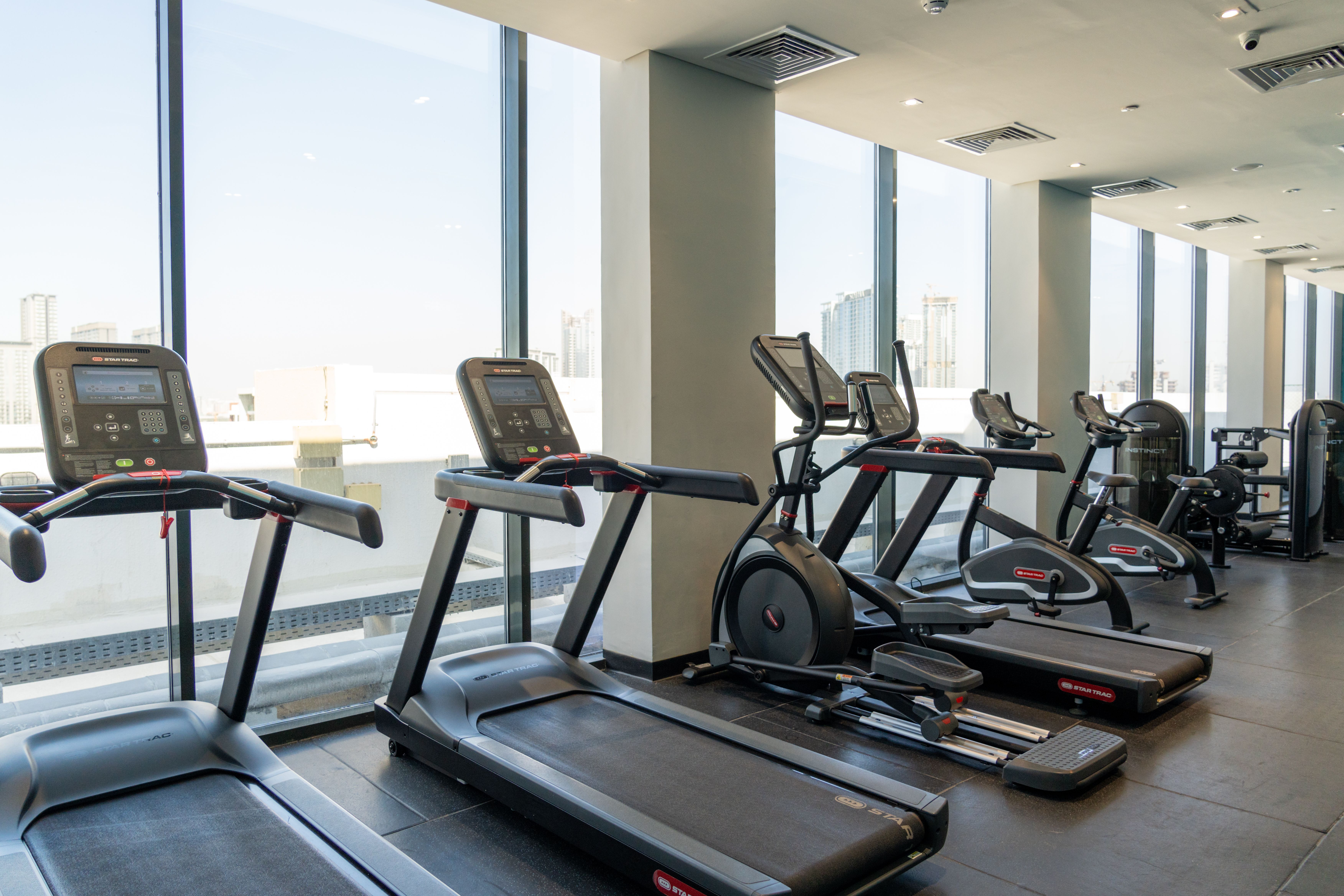 Modern Fitness Gym in Dubai with Treadmills · Free Stock Photo