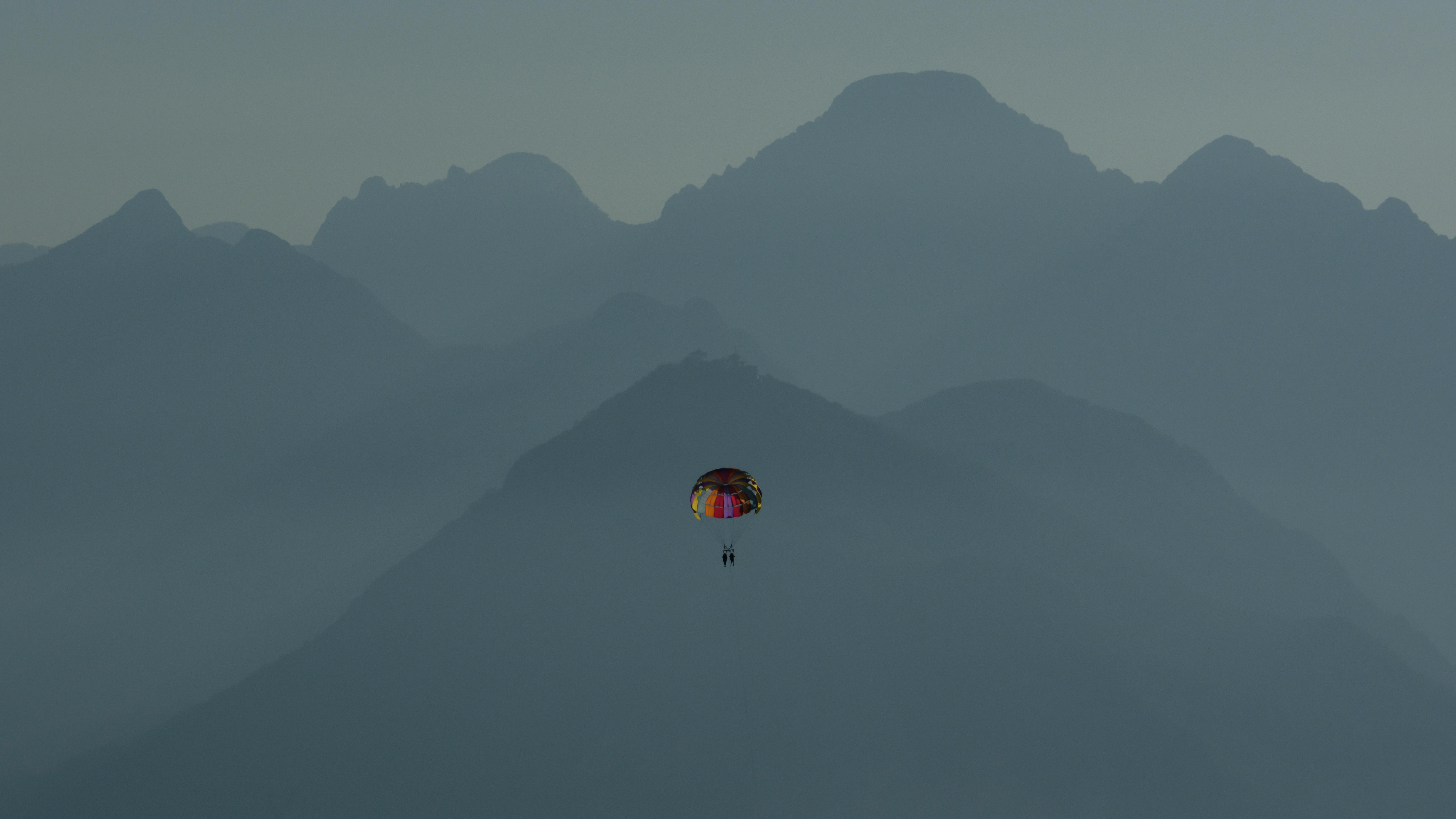 Turistas Volando Alto Sobre El Mar Mientras Practican Parasailing ...