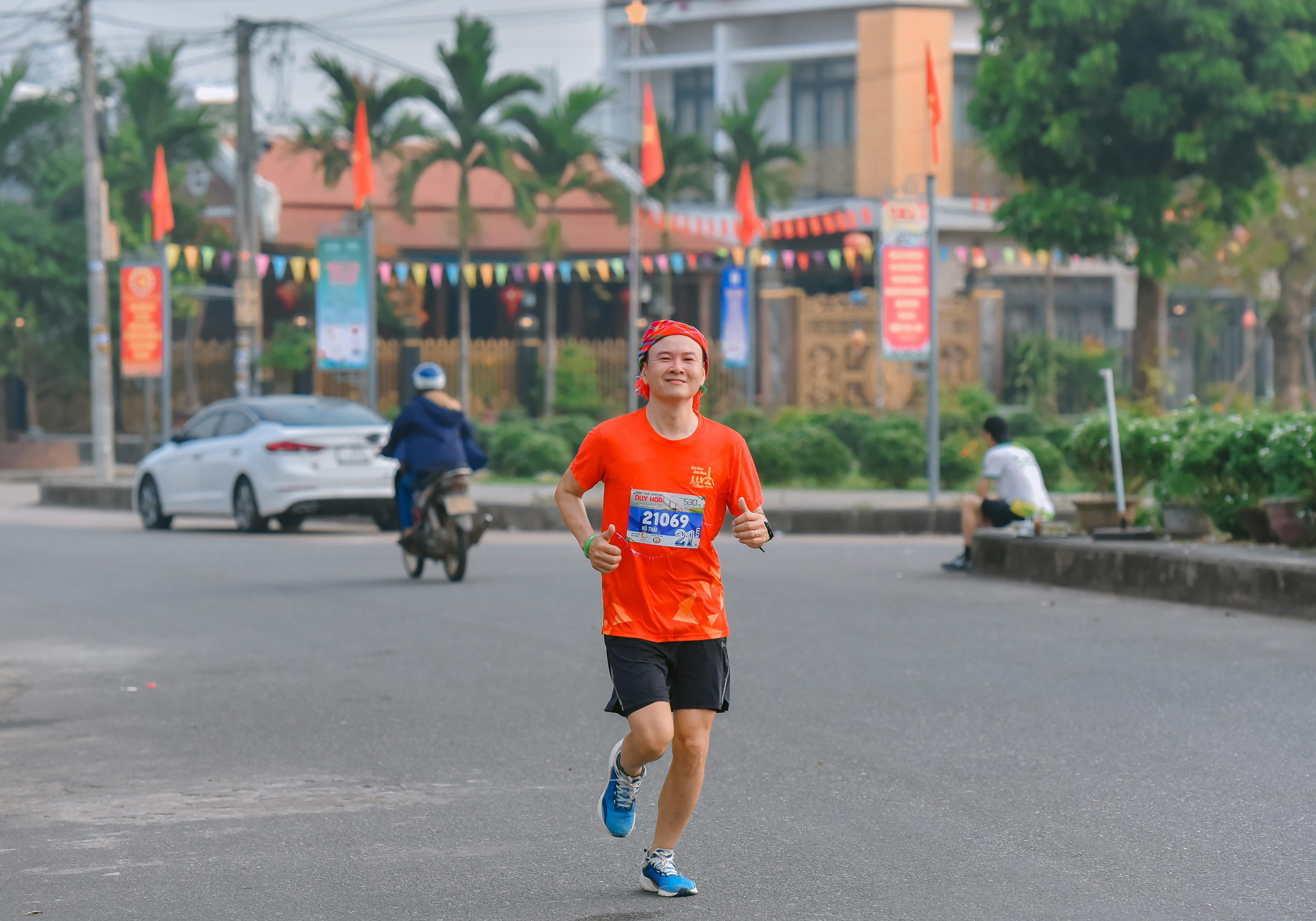 Pelari Pria Berpartisipasi Dalam Maraton Kota · Foto Stok Gratis