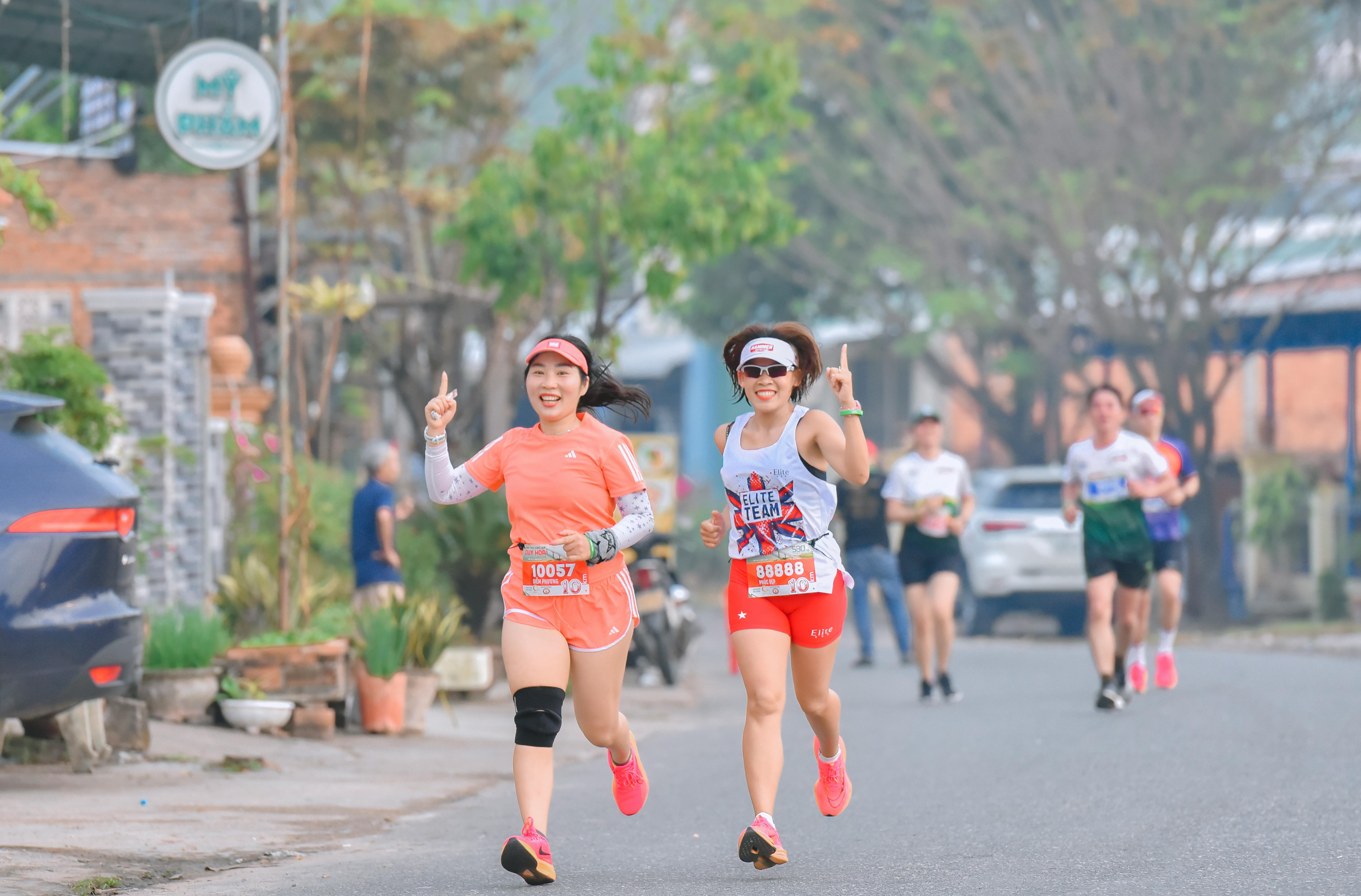 Cheerful Runners in Outdoor Marathon Race · Free Stock Photo