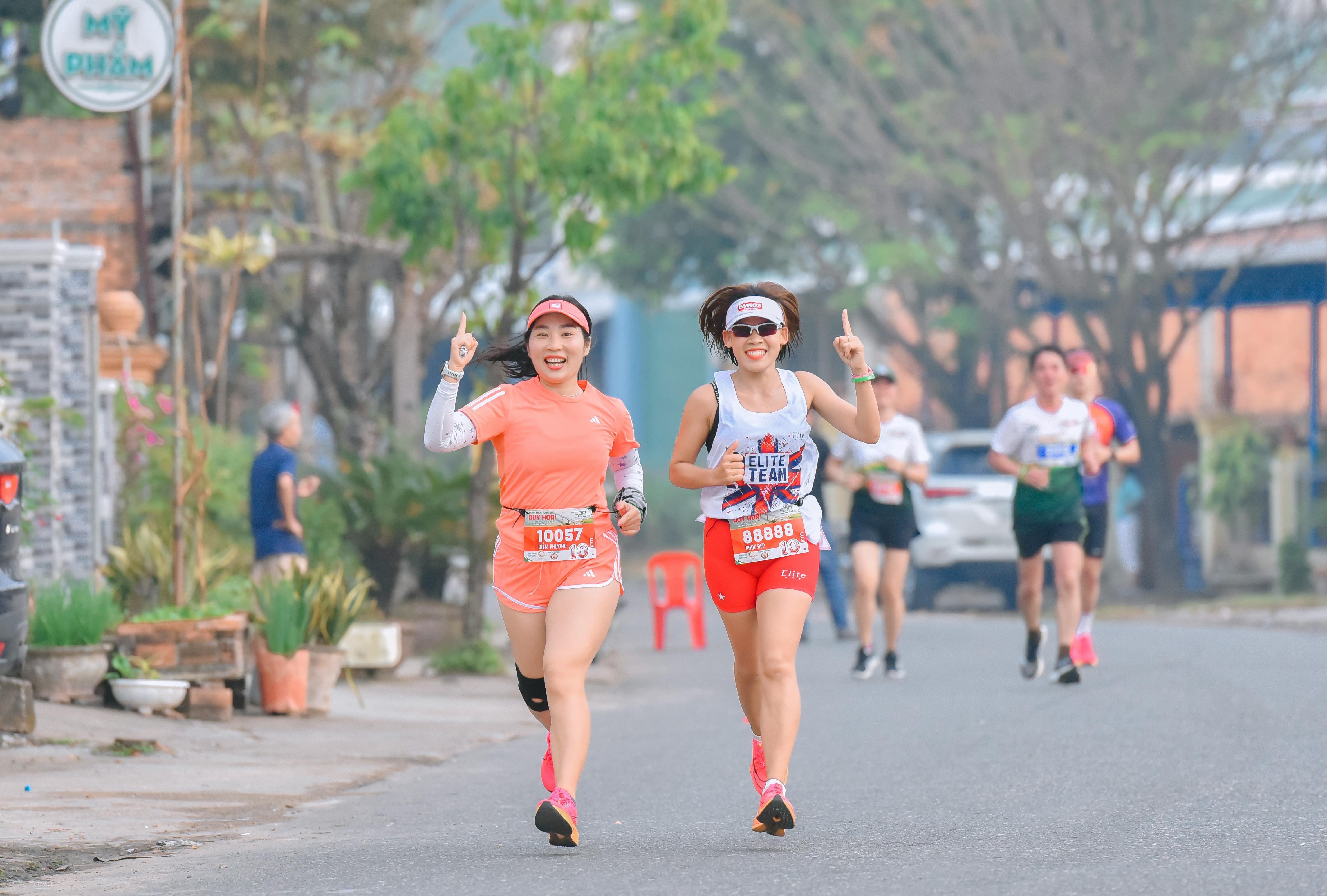 Female Runners Competing in Outdoor Marathon · Free Stock Photo