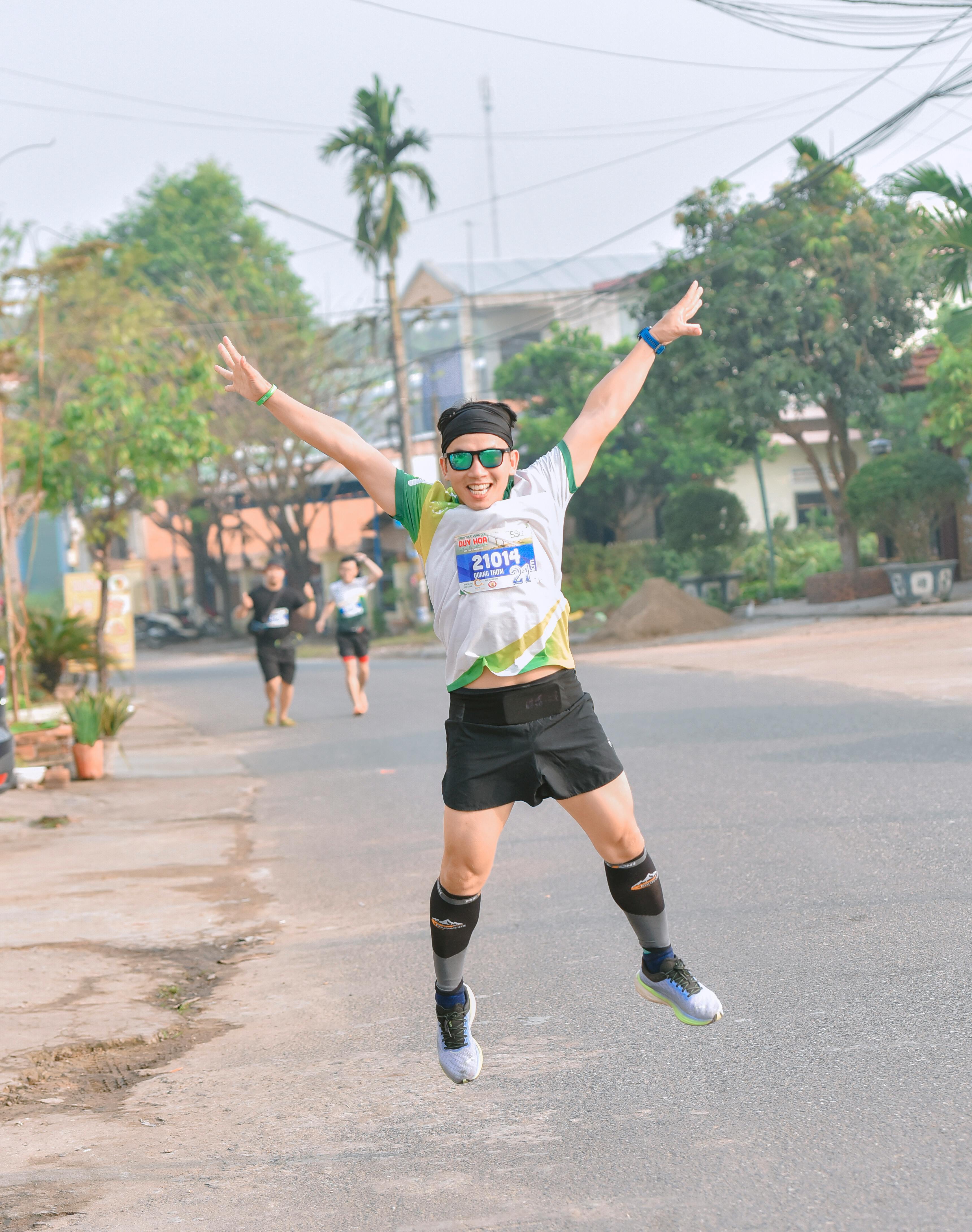 Joyful Marathon Runner Celebrating Outdoors · Free Stock Photo