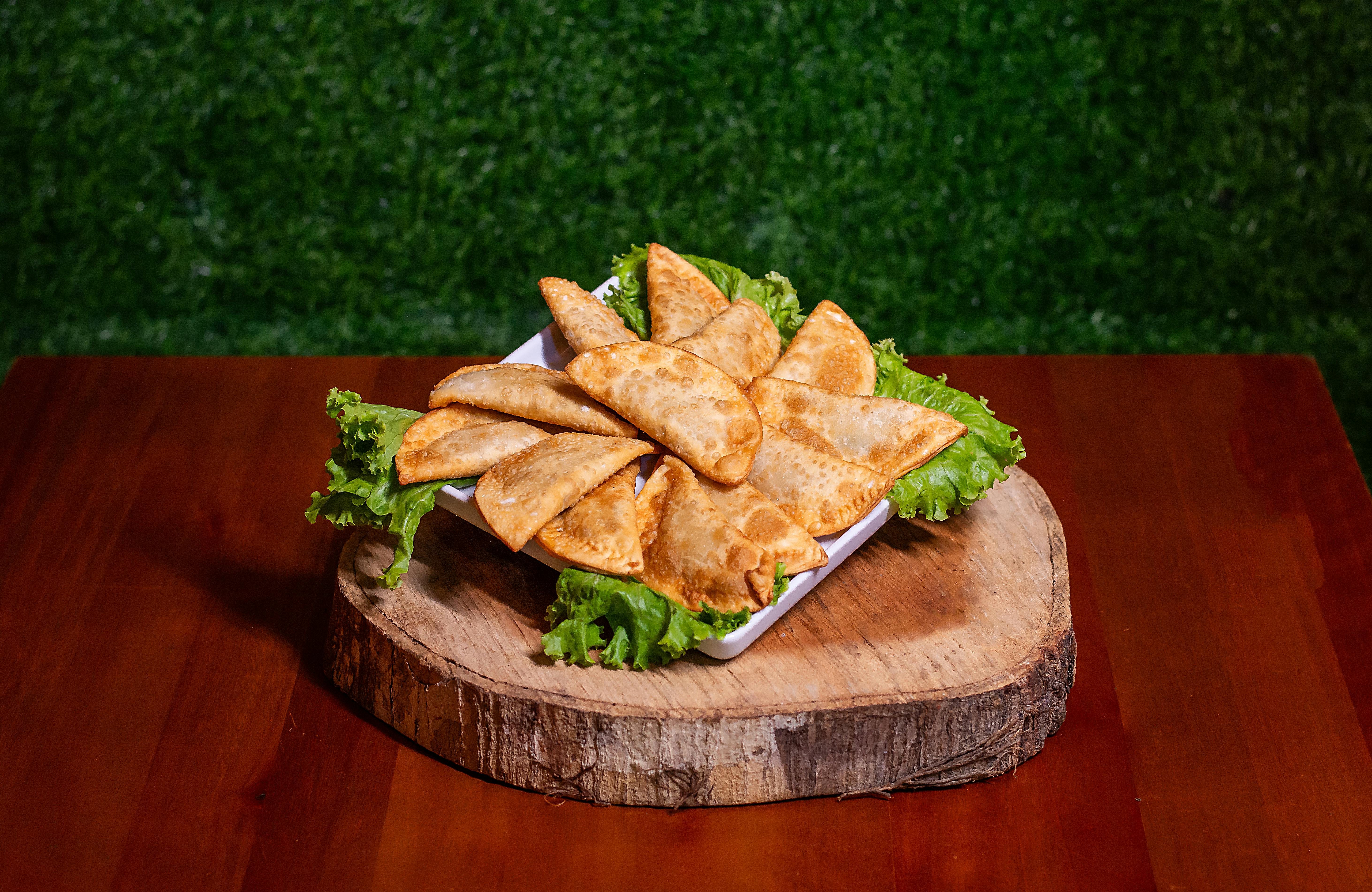 Deliciosas Samosas Crujientes Sobre Tabla De Madera · Foto de stock ...