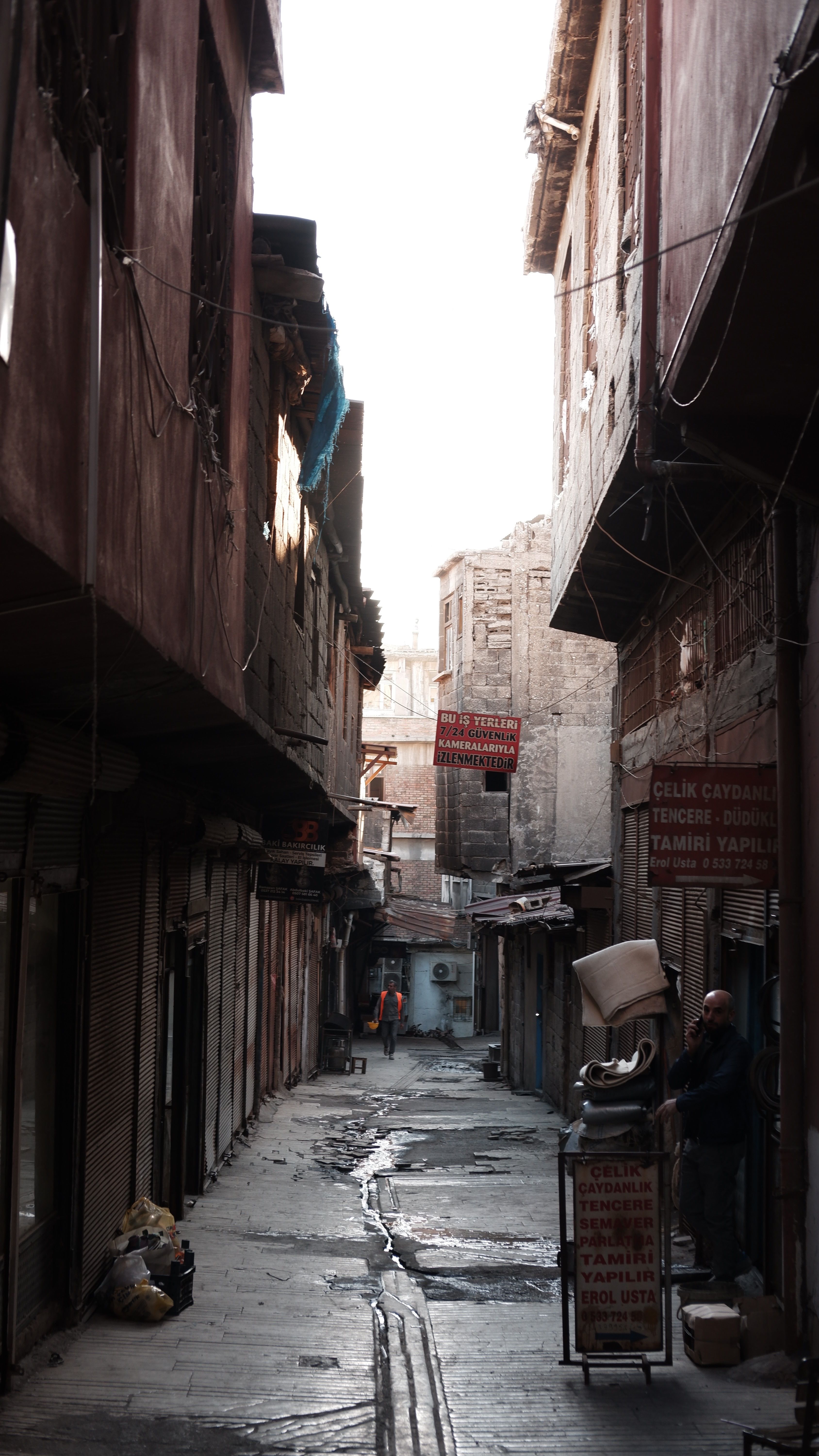 Narrow Alleyway in Historic Urban Setting · Free Stock Photo