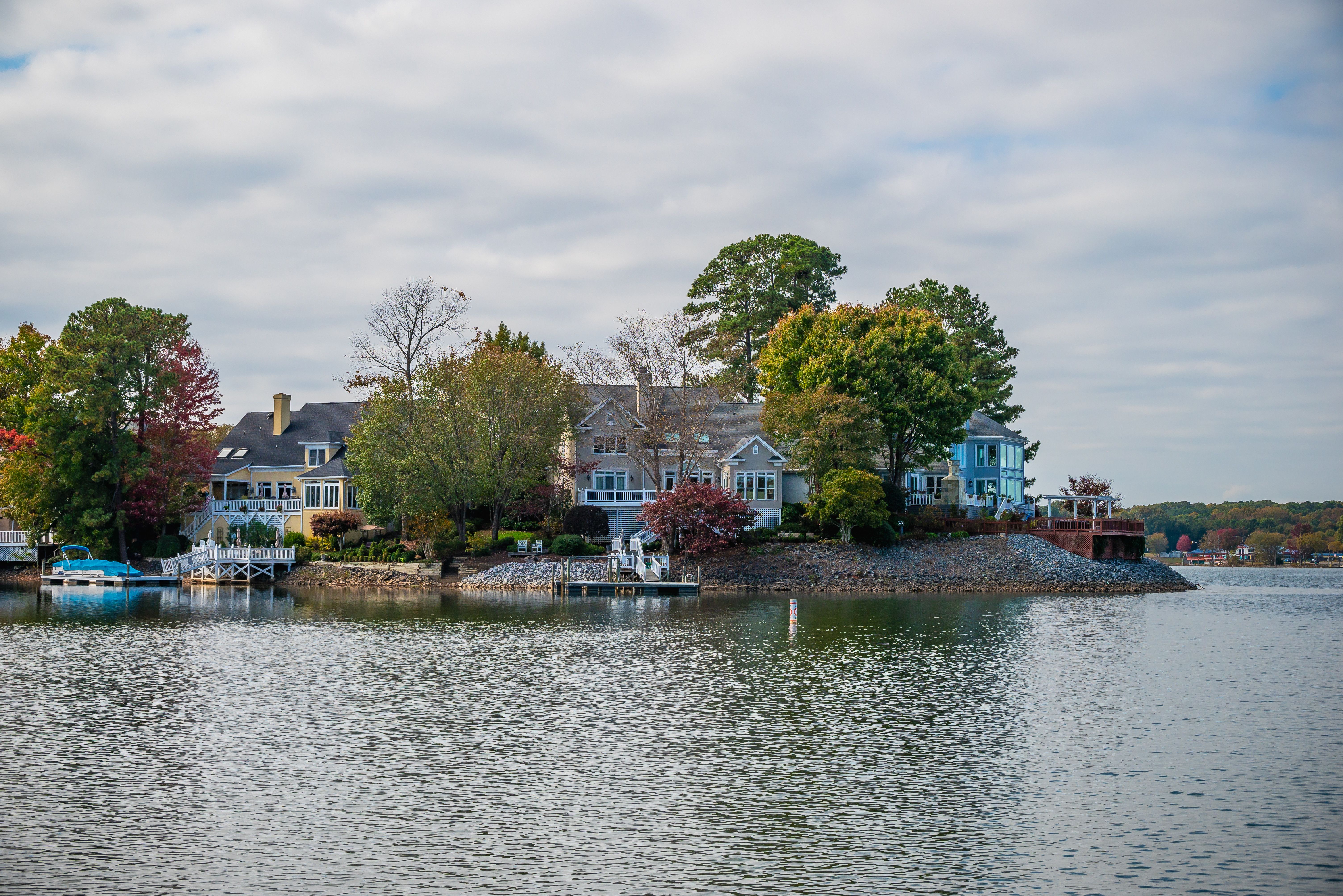 Scenic Waterfront Homes Surrounded by Nature · Free Stock Photo