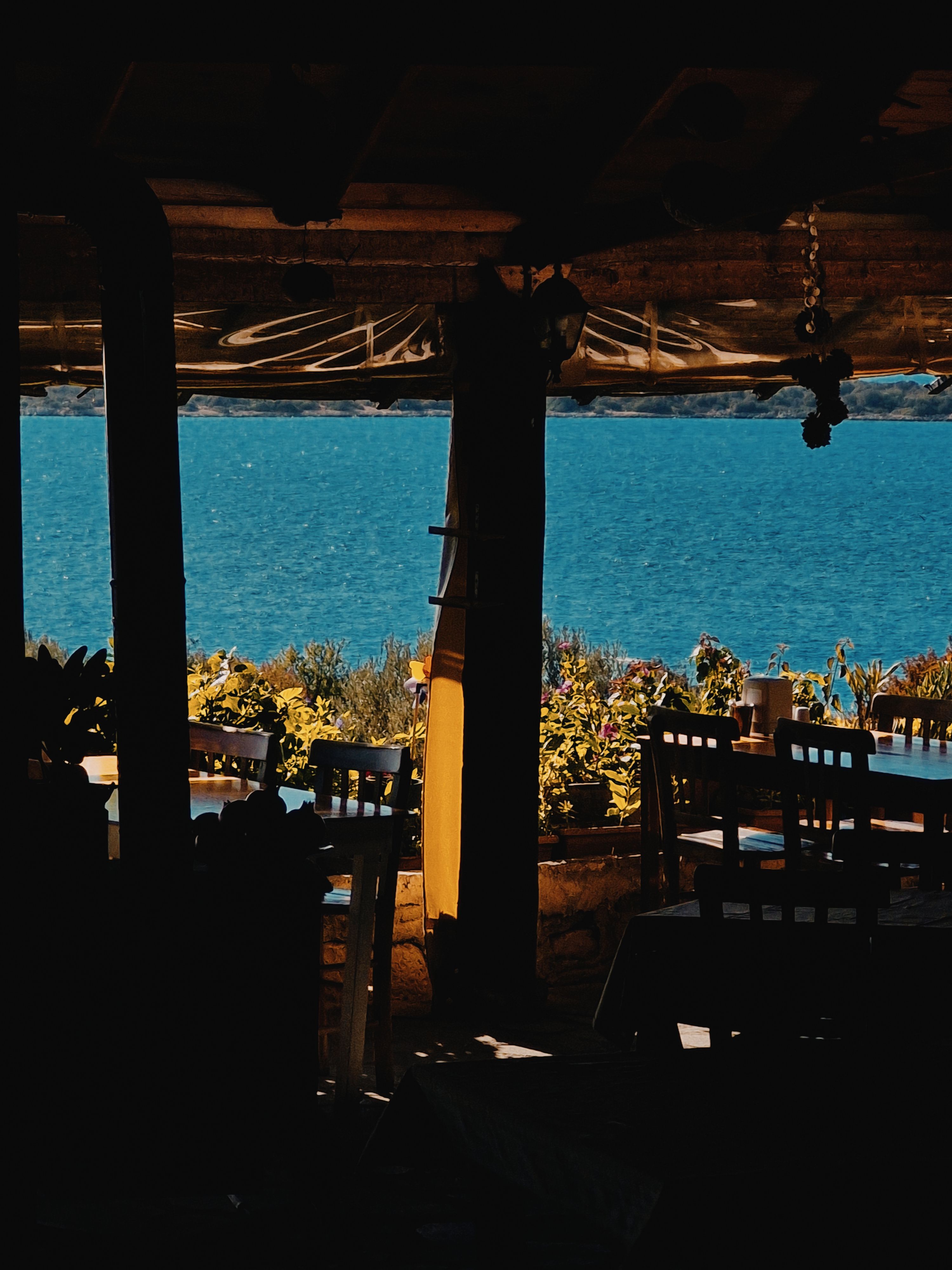 Cozy Seaside Cafe with Ocean View · Free Stock Photo