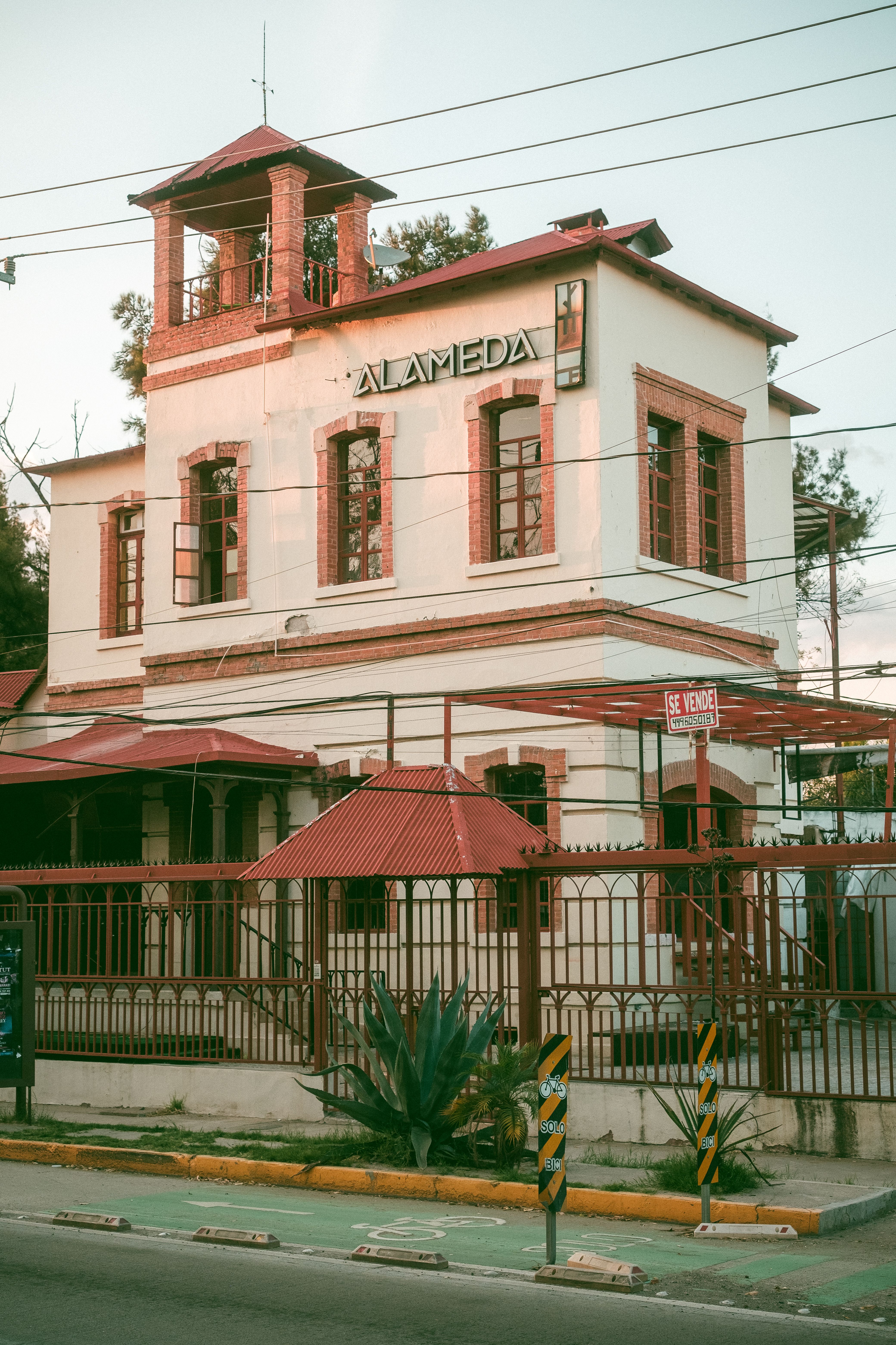 Historical Alameda Building in Warm Evening Light · Free Stock Photo