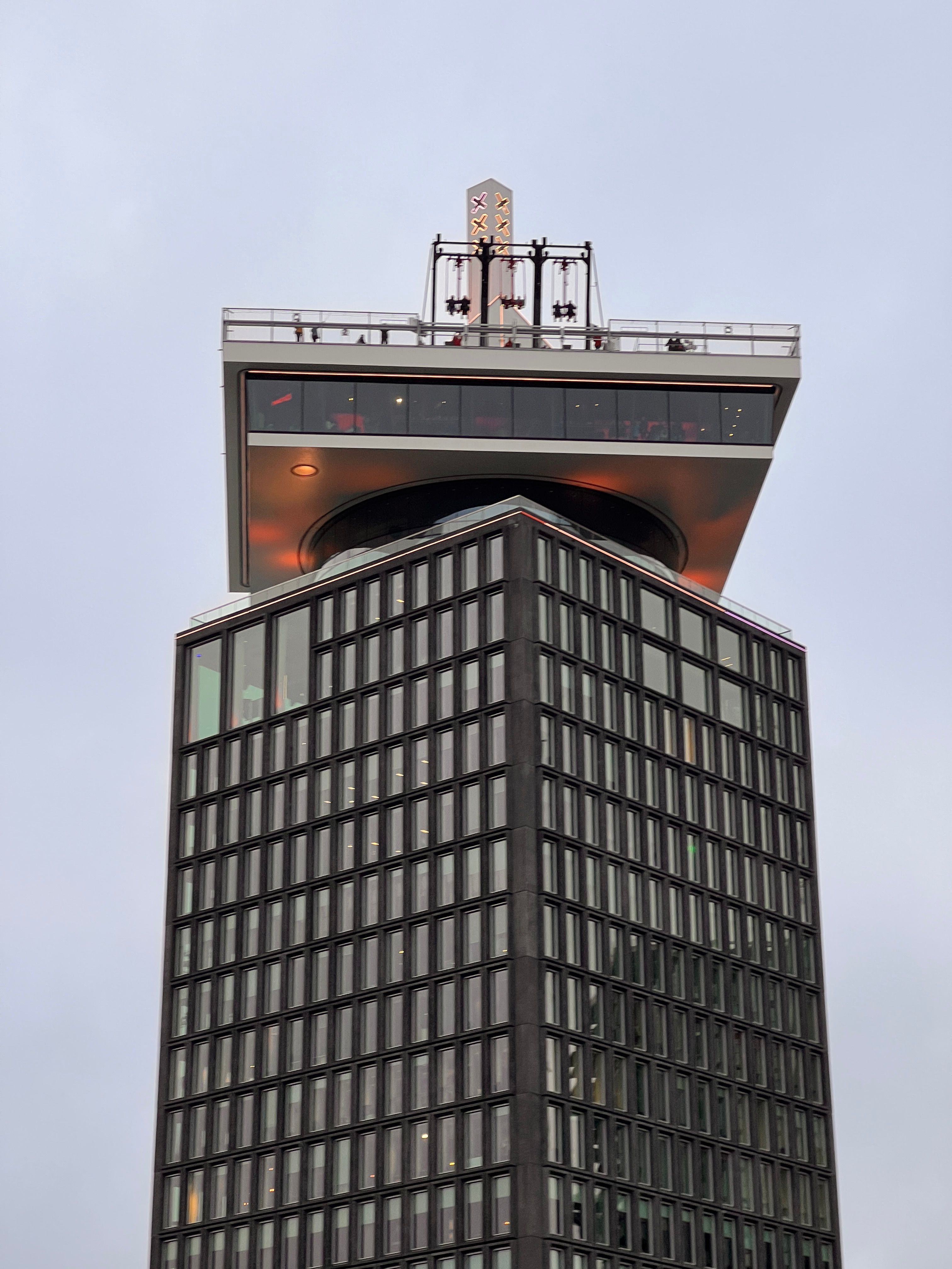 Torre Arquitectónica Moderna Con Diseño único En La Azotea · Foto de ...