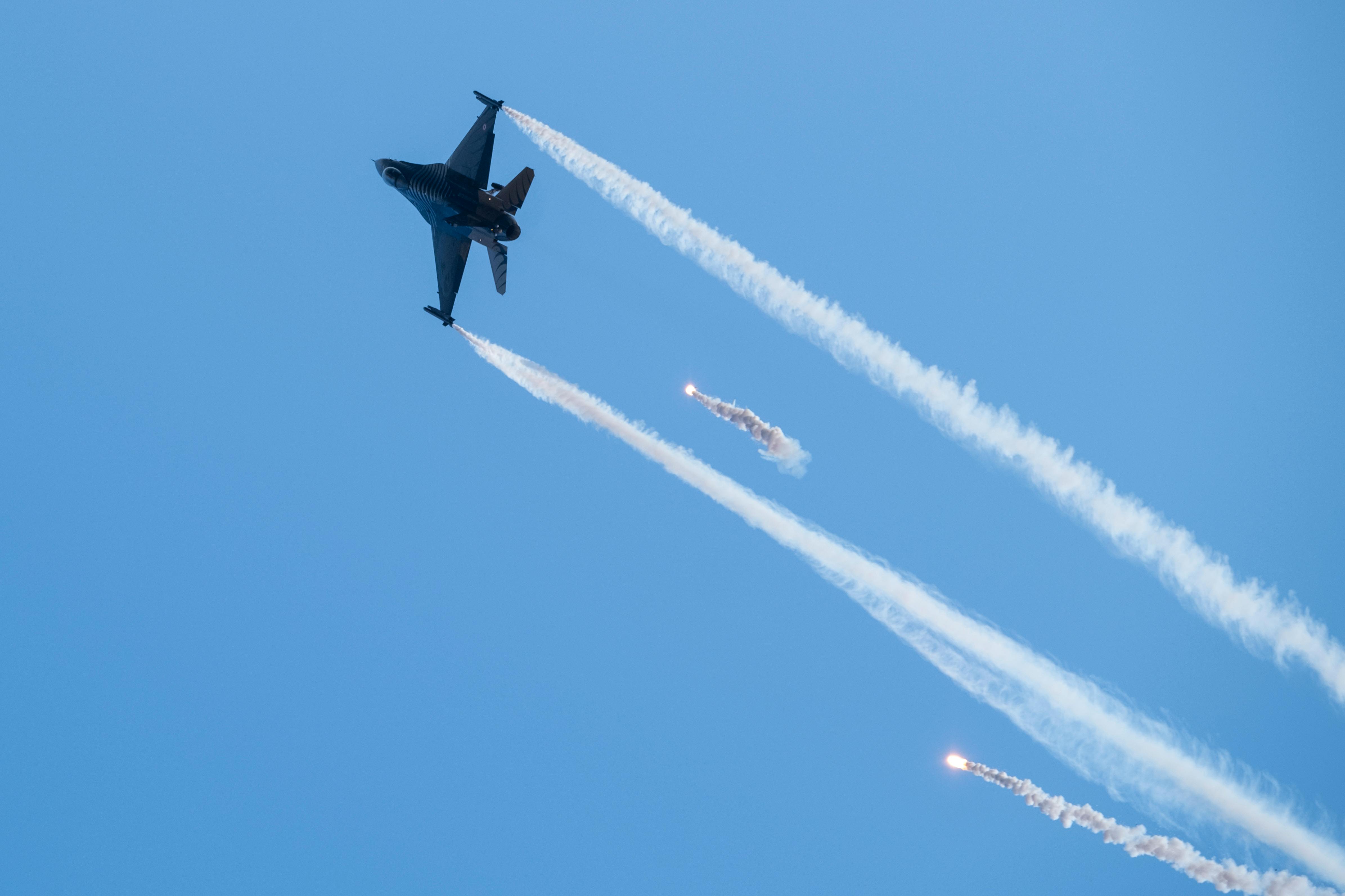 Fighter Jet in Air Show Performing Maneuvers · Free Stock Photo