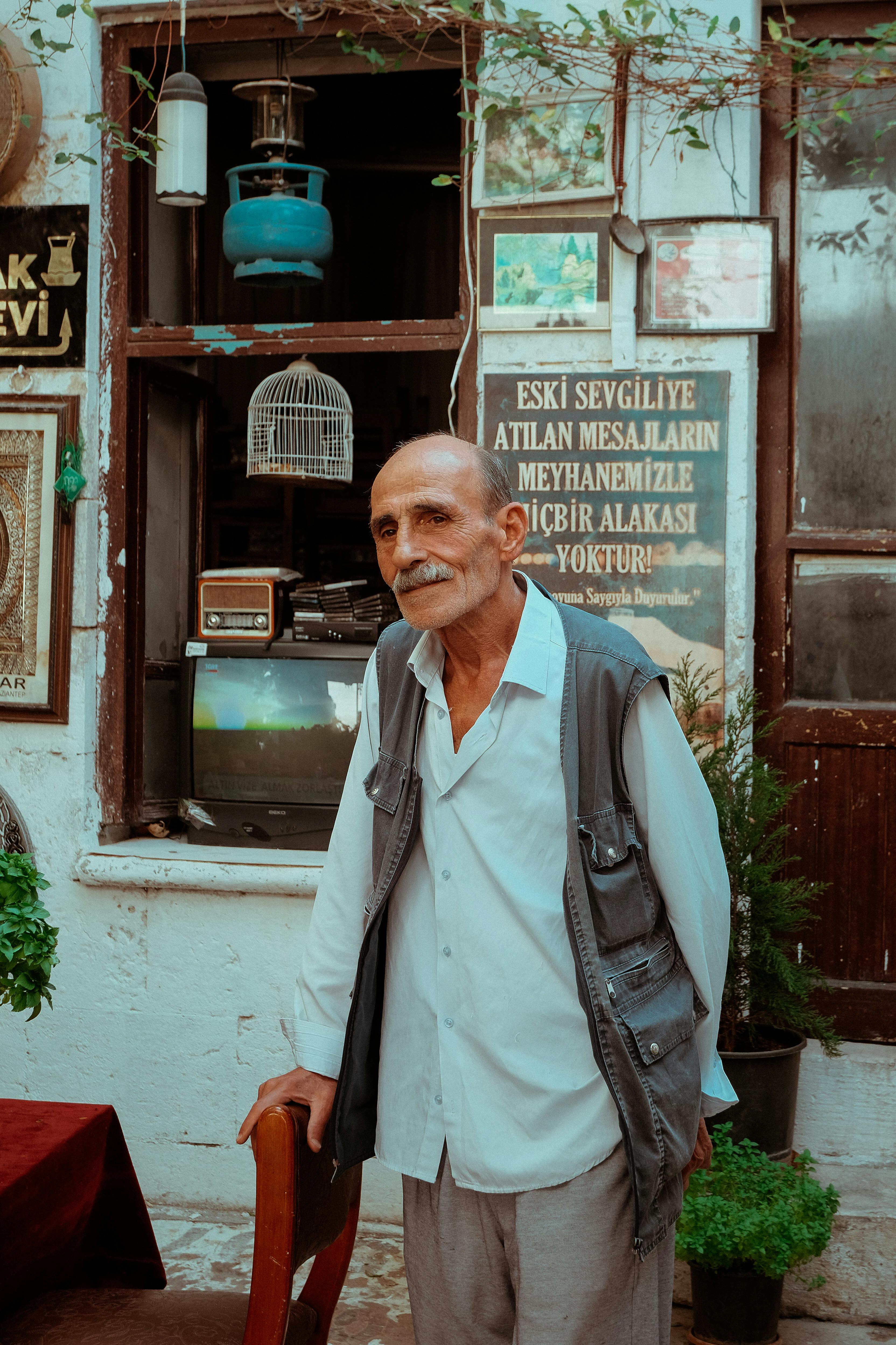 Homem Idoso Em Pé Do Lado De Fora De Um Café Rústico · Foto ...