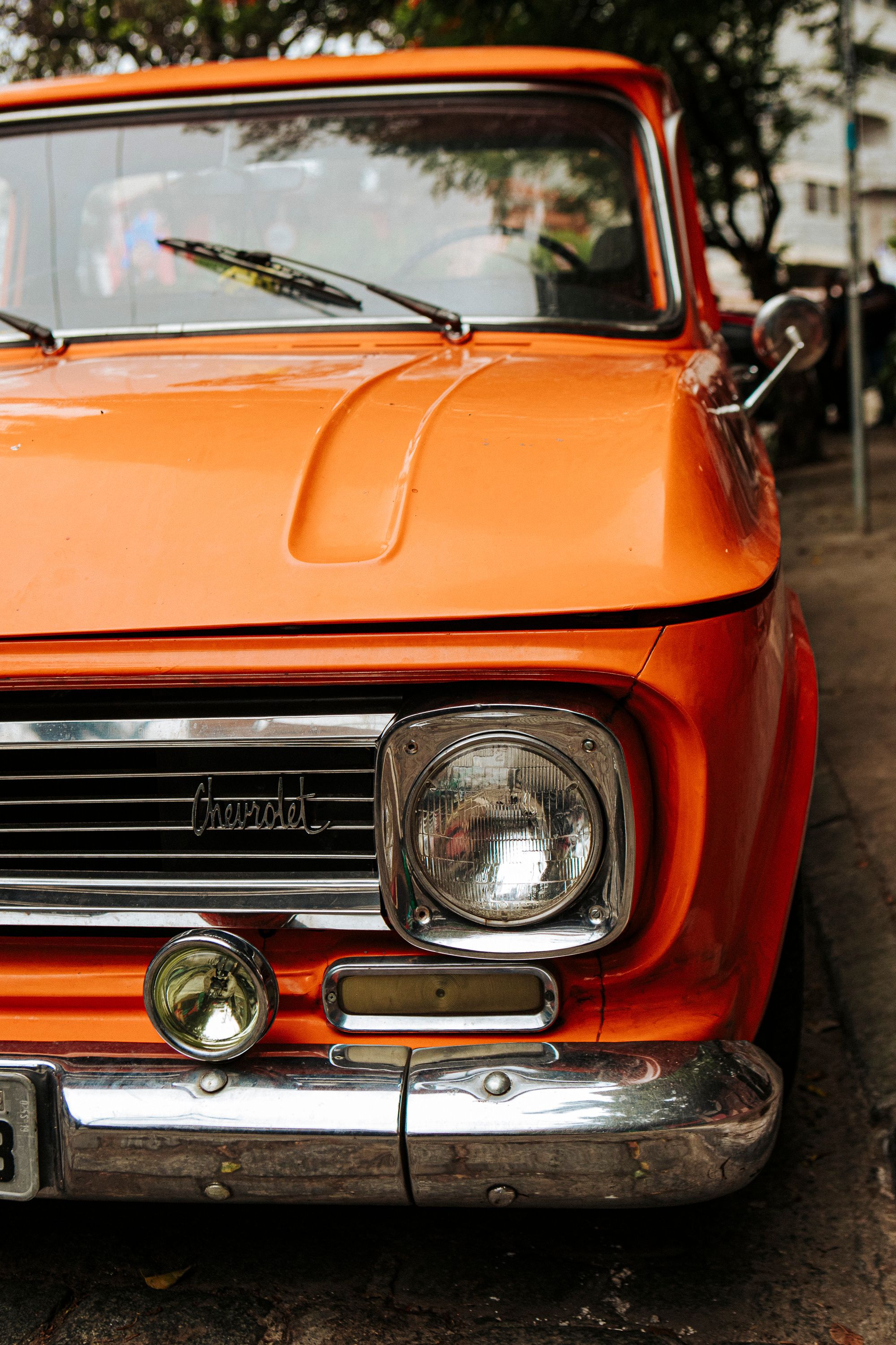 Vista Frontal De Un Coche Clásico De Color Naranja Al Aire Libre · Foto ...