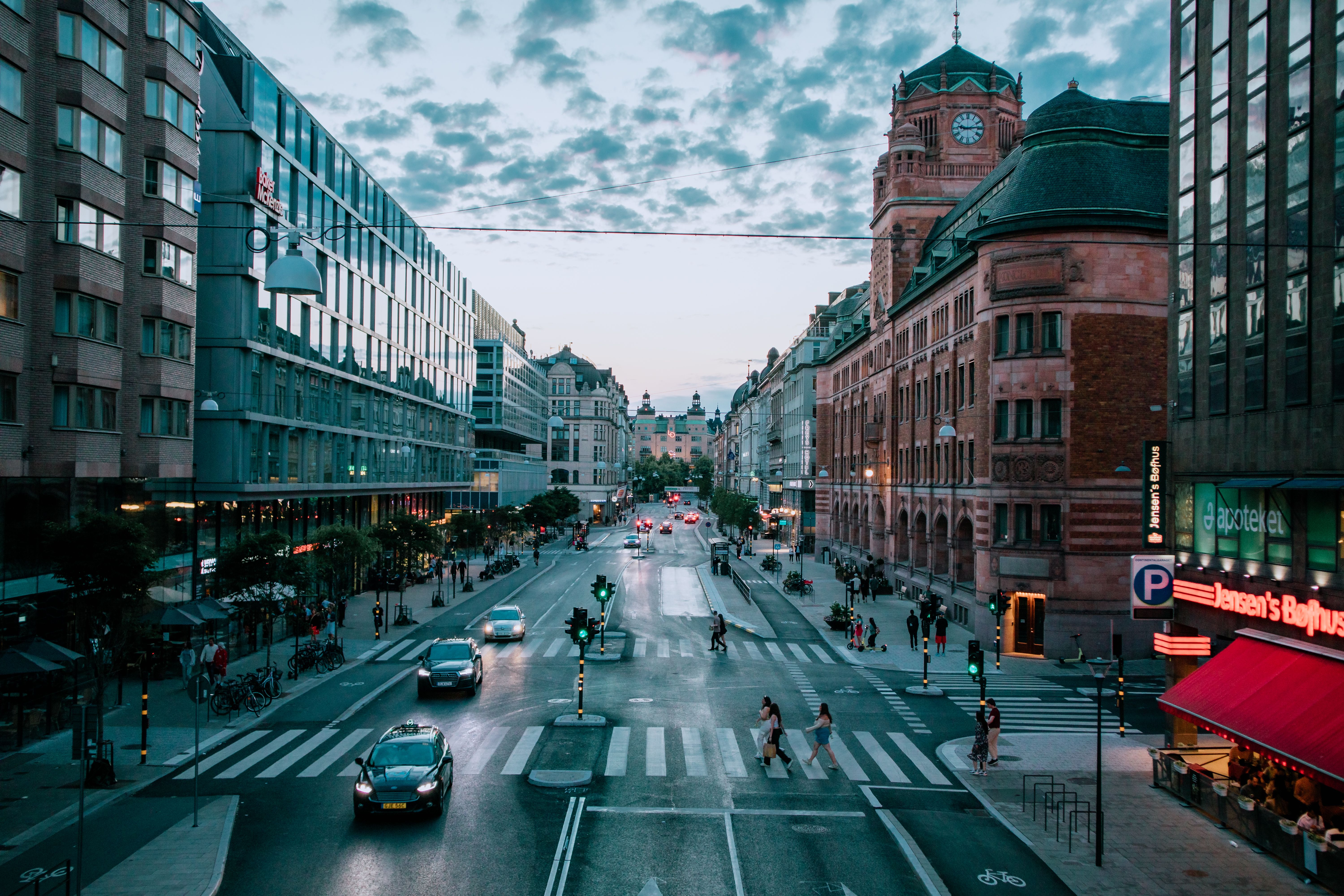 Urban Evening Street Scene with Historic Architecture · Free Stock Photo
