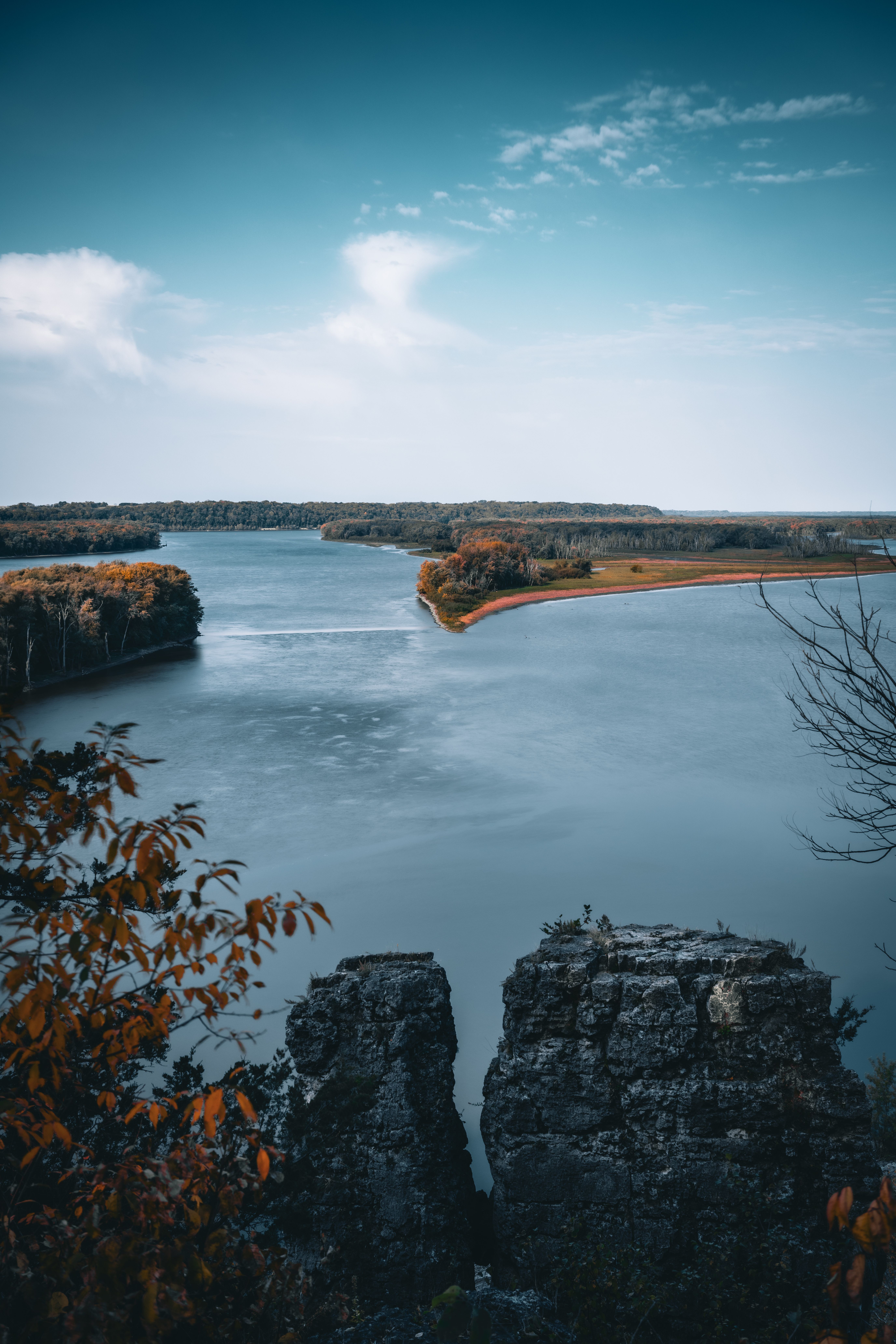 Scenic View of Mississippi River in Autumn · Free Stock Photo