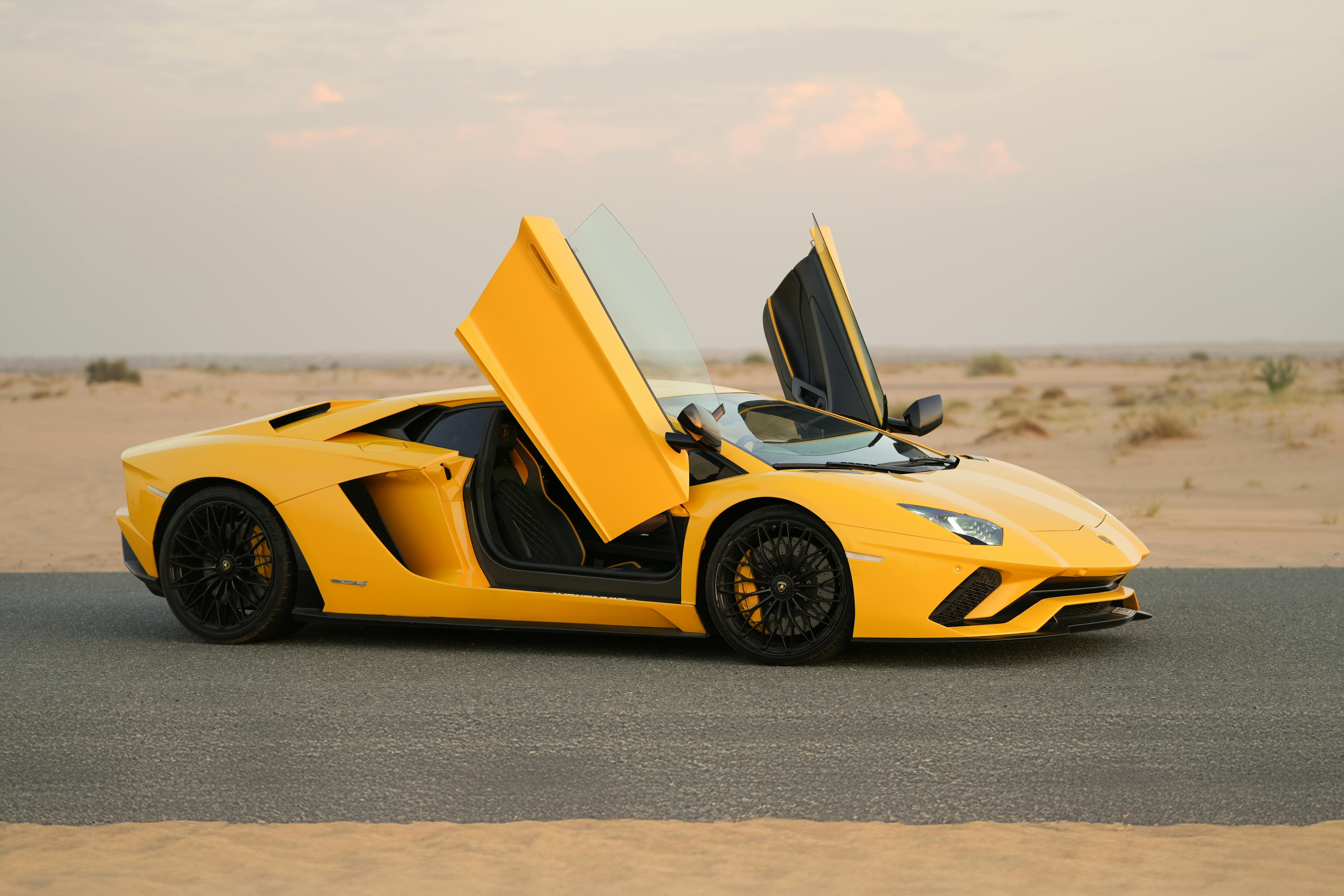 Lamborghini Aventador Kuning Di Gurun Dubai · Foto Stok Gratis