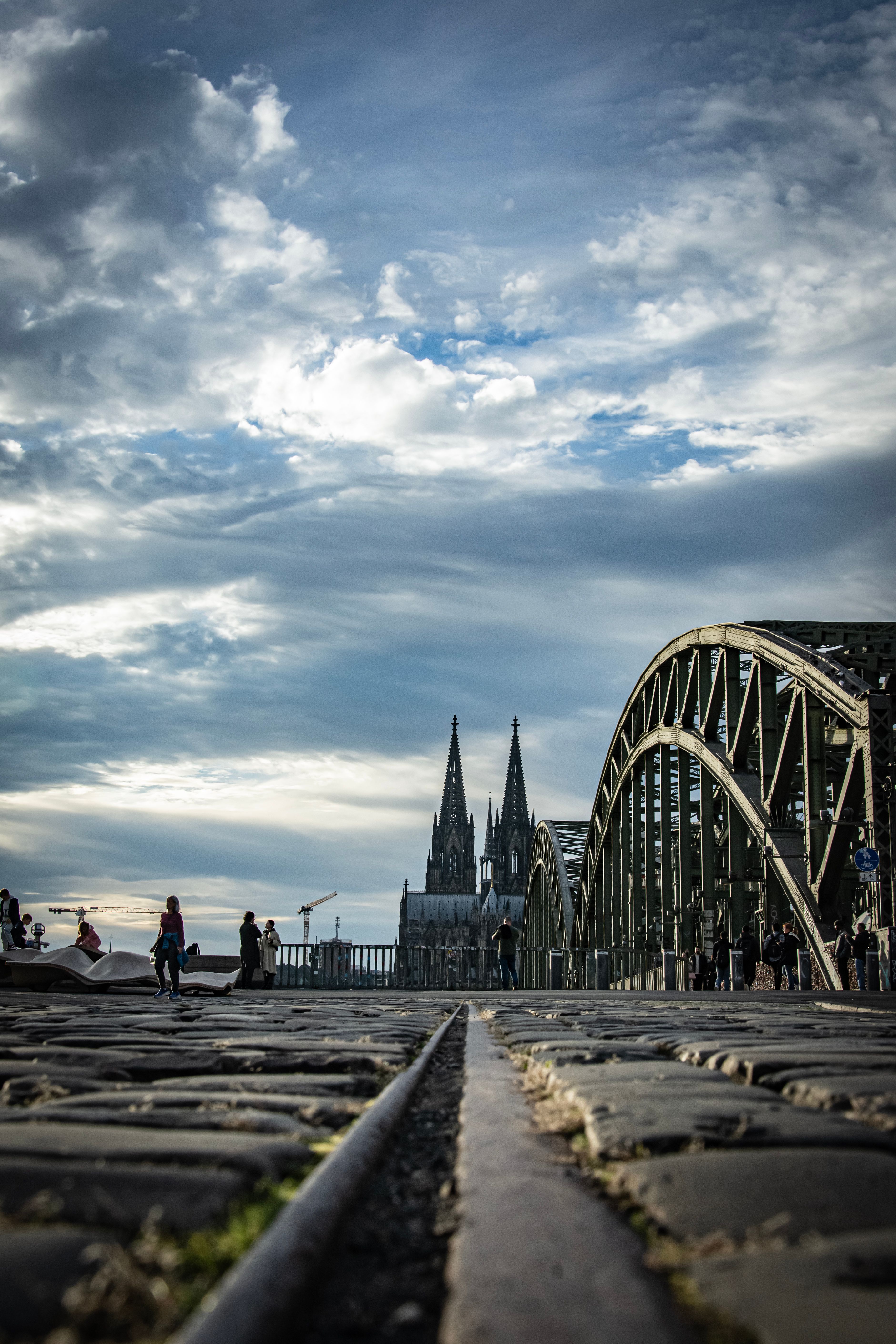 Vista Panorámica De La Catedral De Colonia Y El Puente · Foto de stock ...