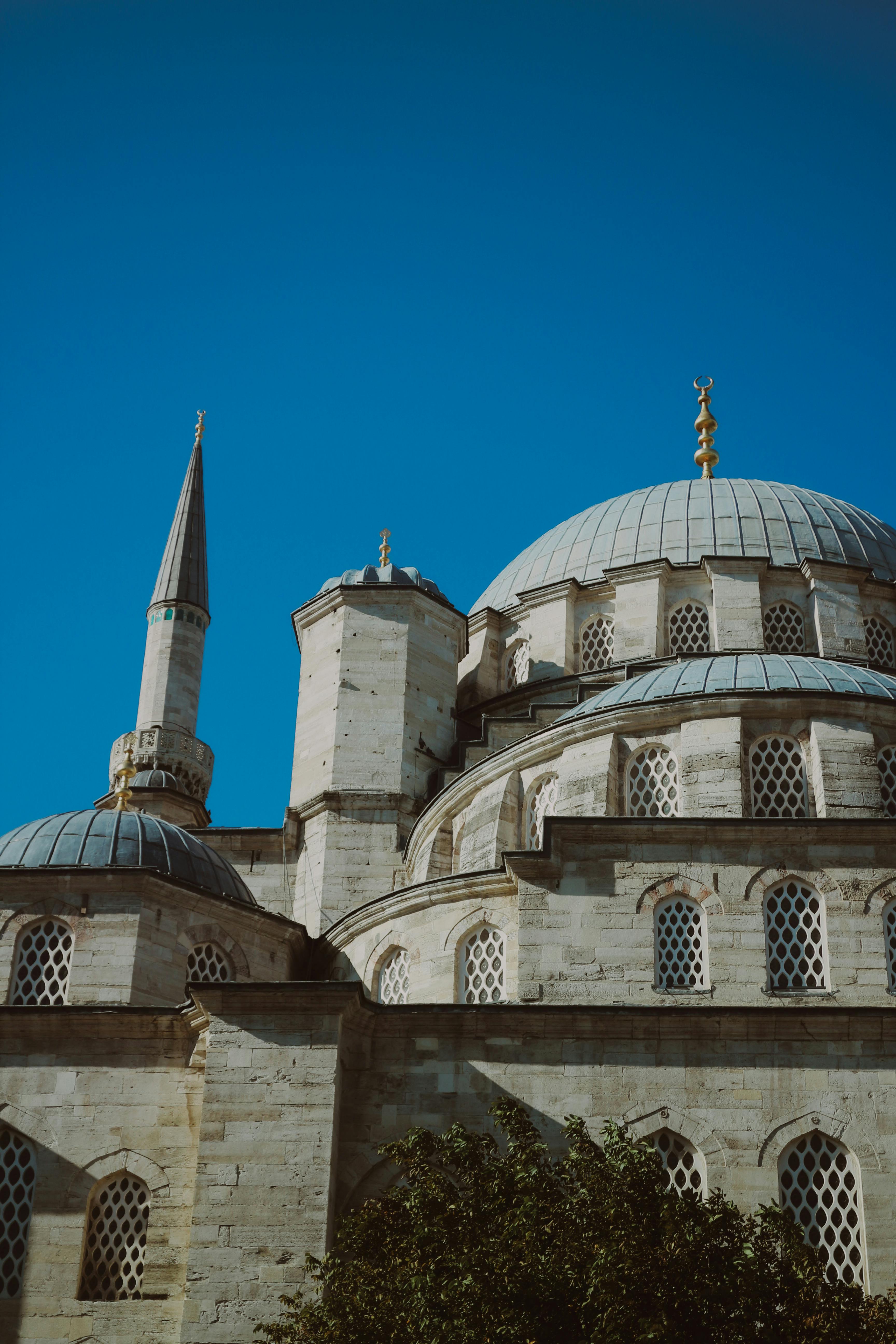 Historic Mosque under a Clear Blue Sky · Free Stock Photo
