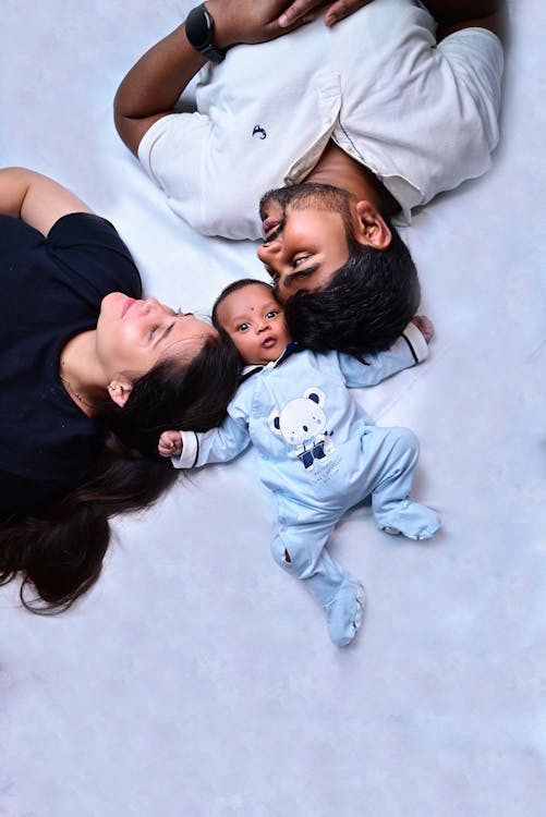 Familia Feliz Con Bebé Recién Nacido Uniéndose · Foto de stock gratuita Familia Feliz Con Bebé Recién Nacido Uniéndose · Foto de stock gratuita
