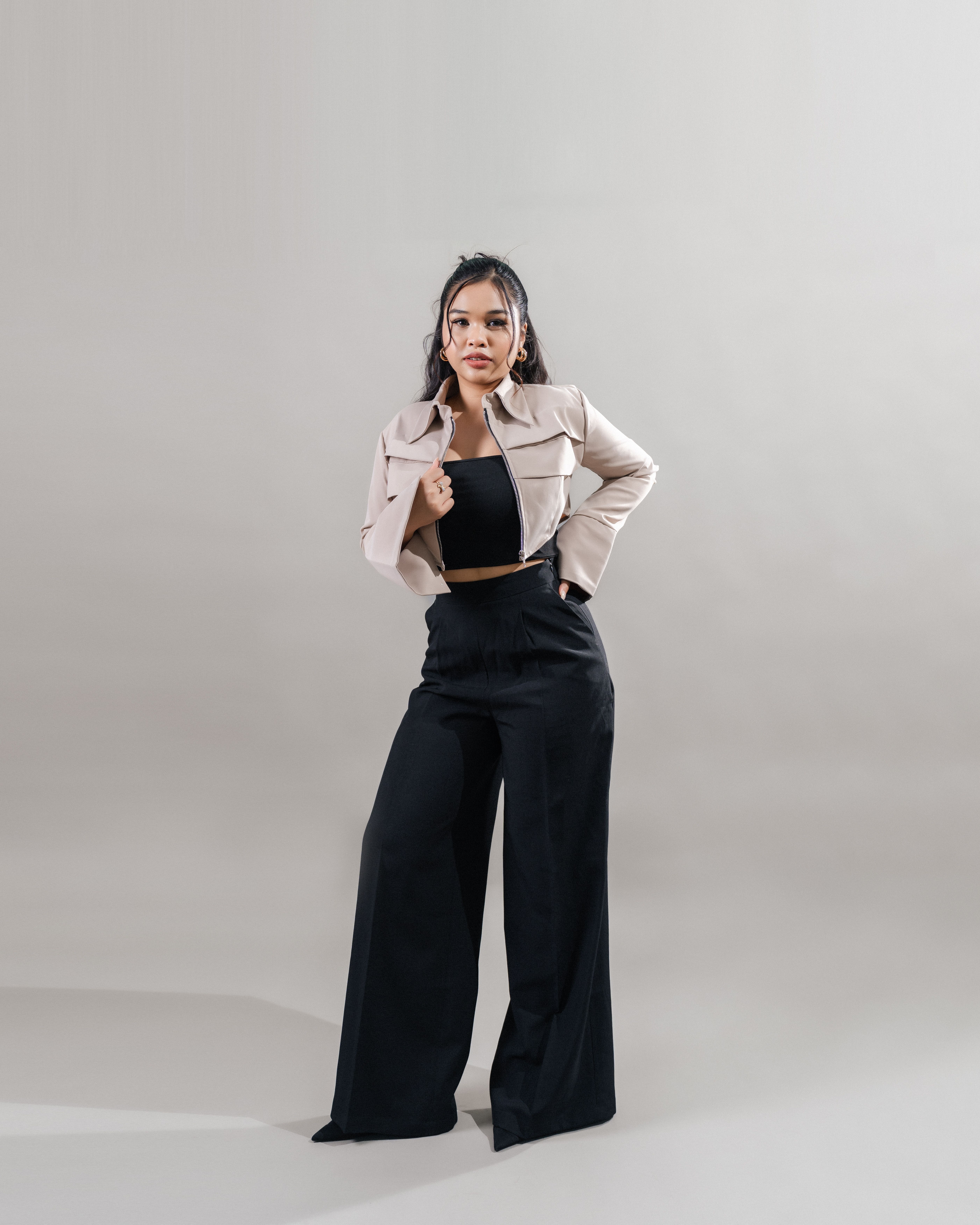 Modelo De Moda Elegante En Sesión Fotográfica De Estudio · Foto de ...
