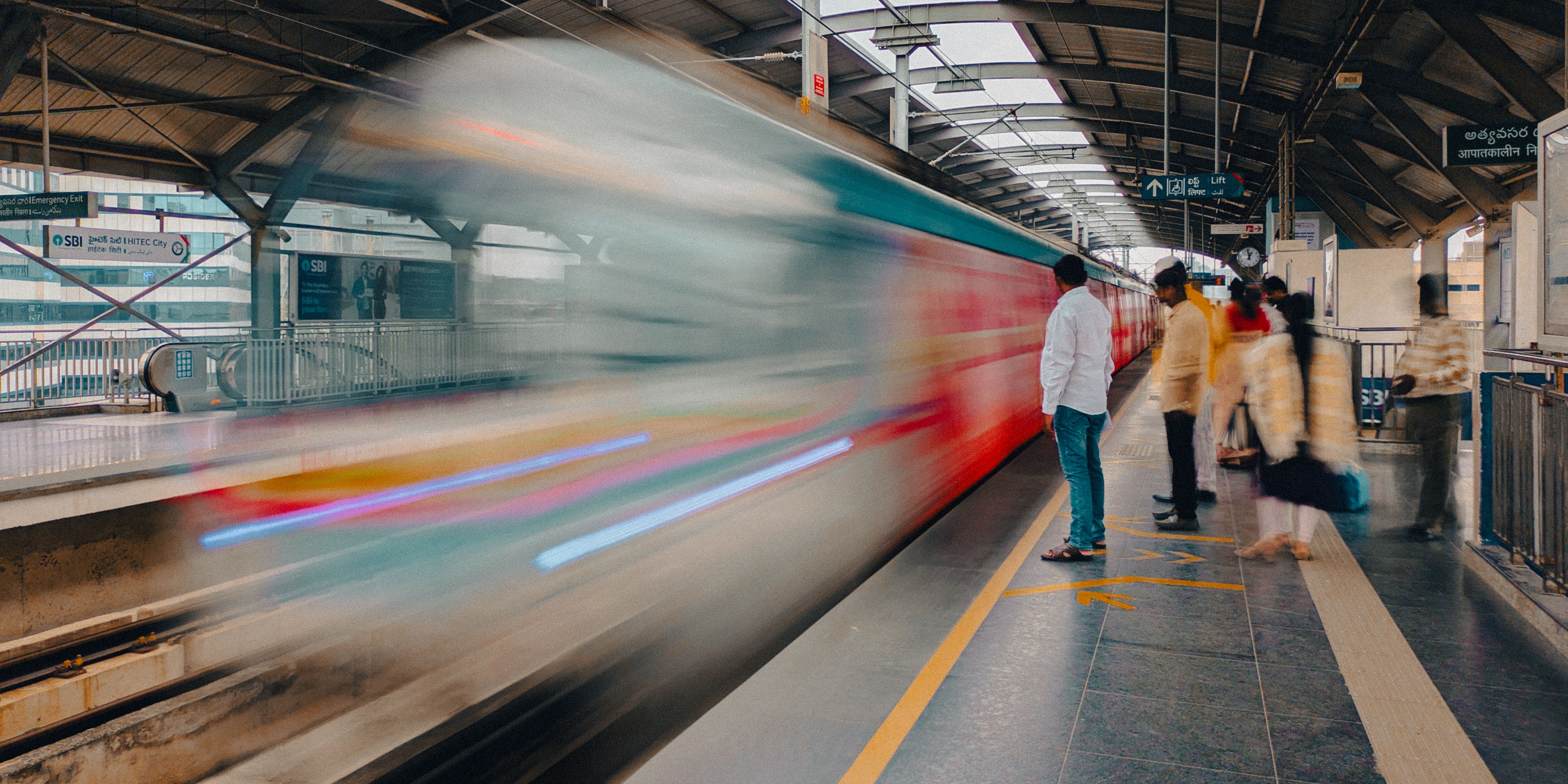 Dynamic City Subway Platform Scene · Free Stock Photo