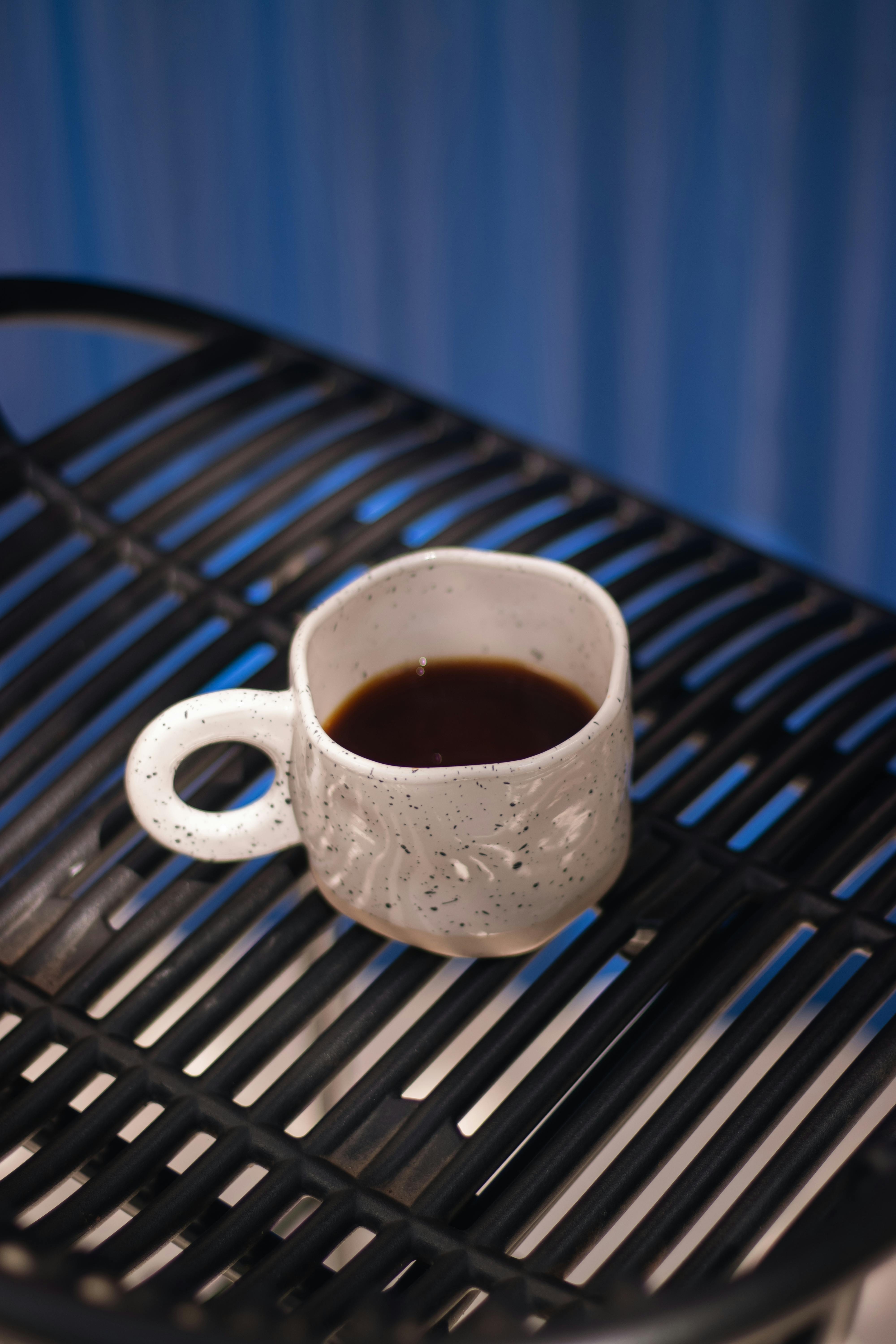 Mug Kopi Keramik Modern Di Meja Logam Hitam · Foto Stok Gratis