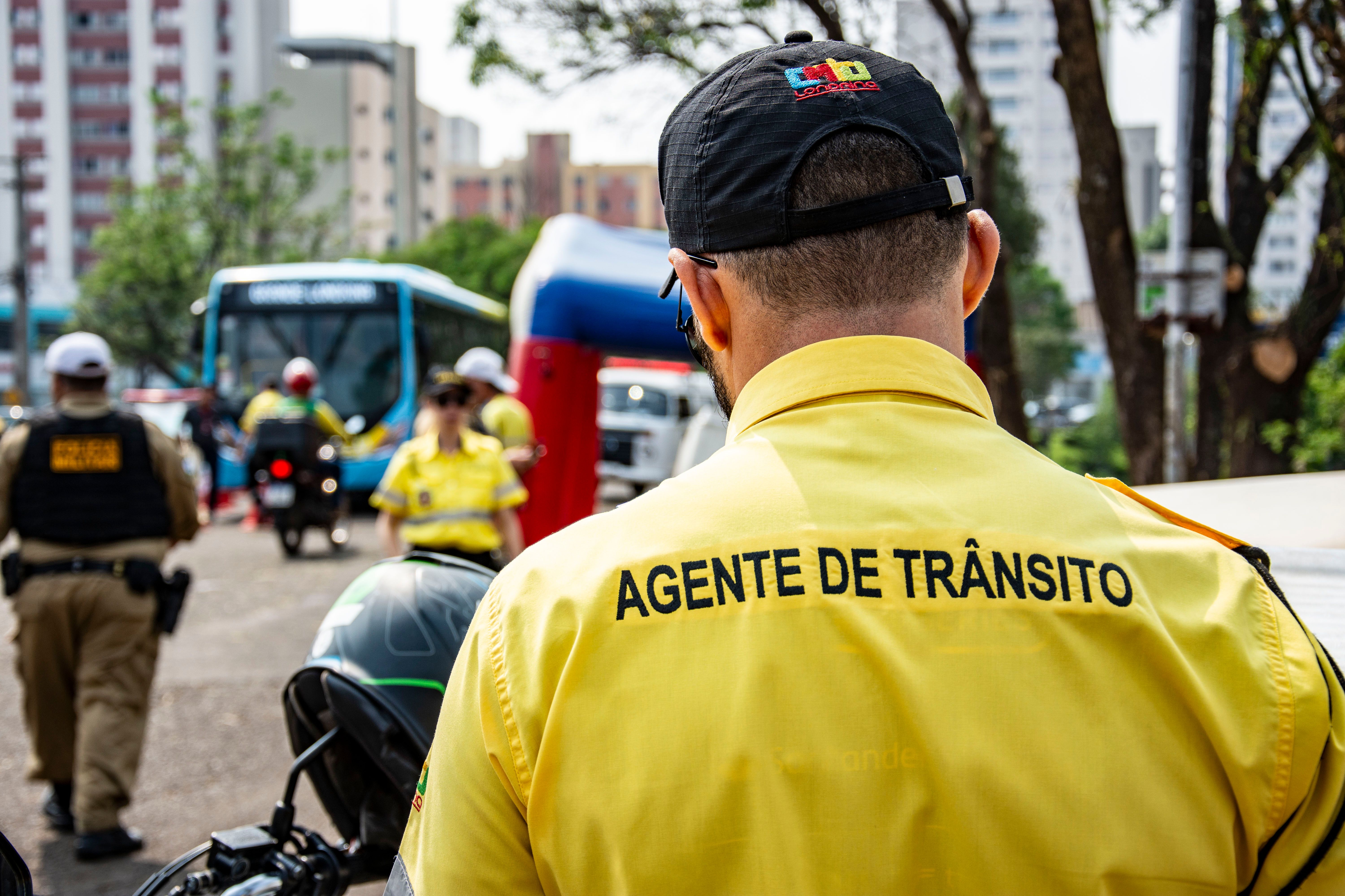 Agent De La Circulation Gérant Les Rues De La Ville De Londrina · Photo ...