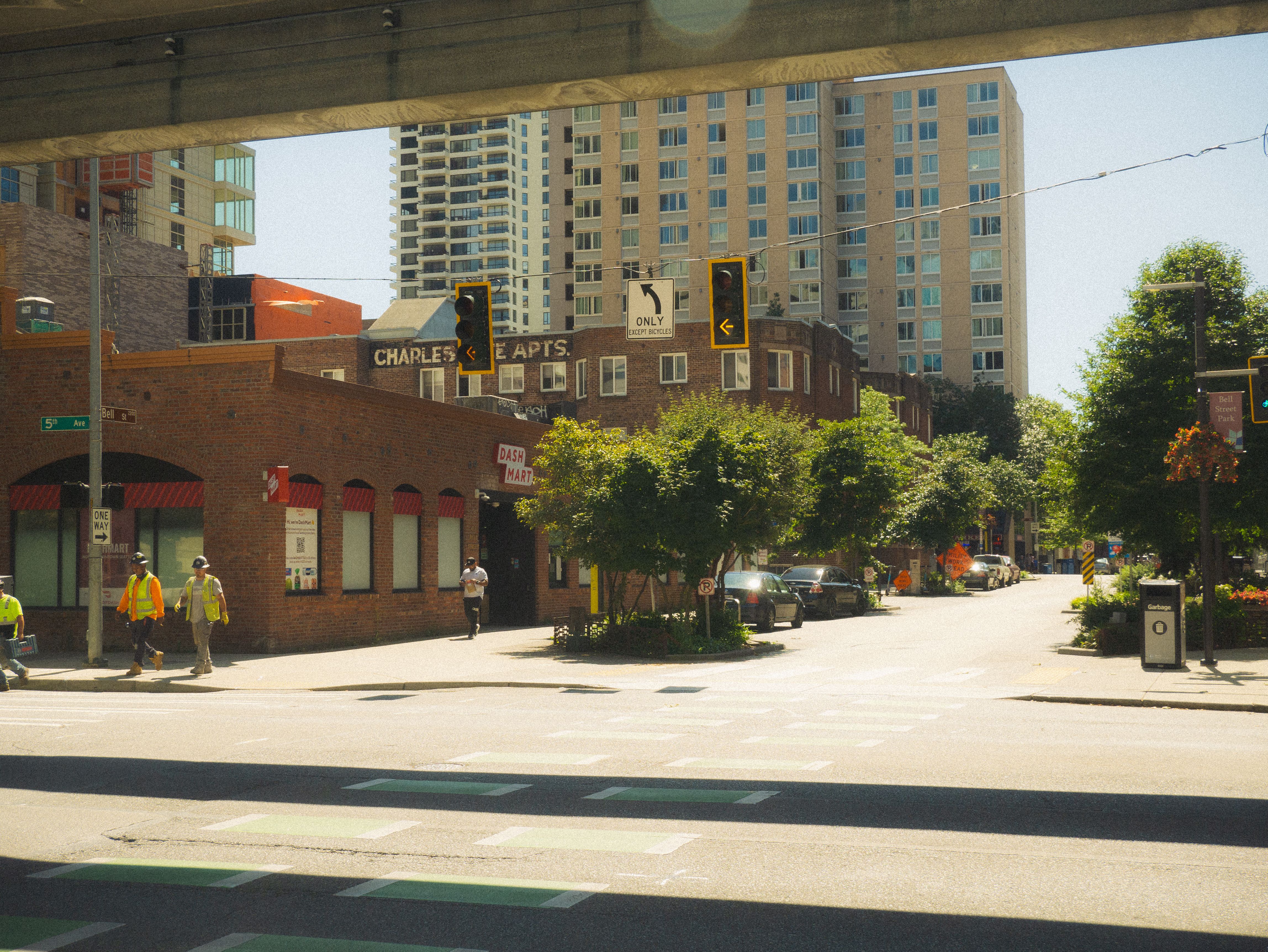 Sunny Urban Street Scene in Seattle · Free Stock Photo