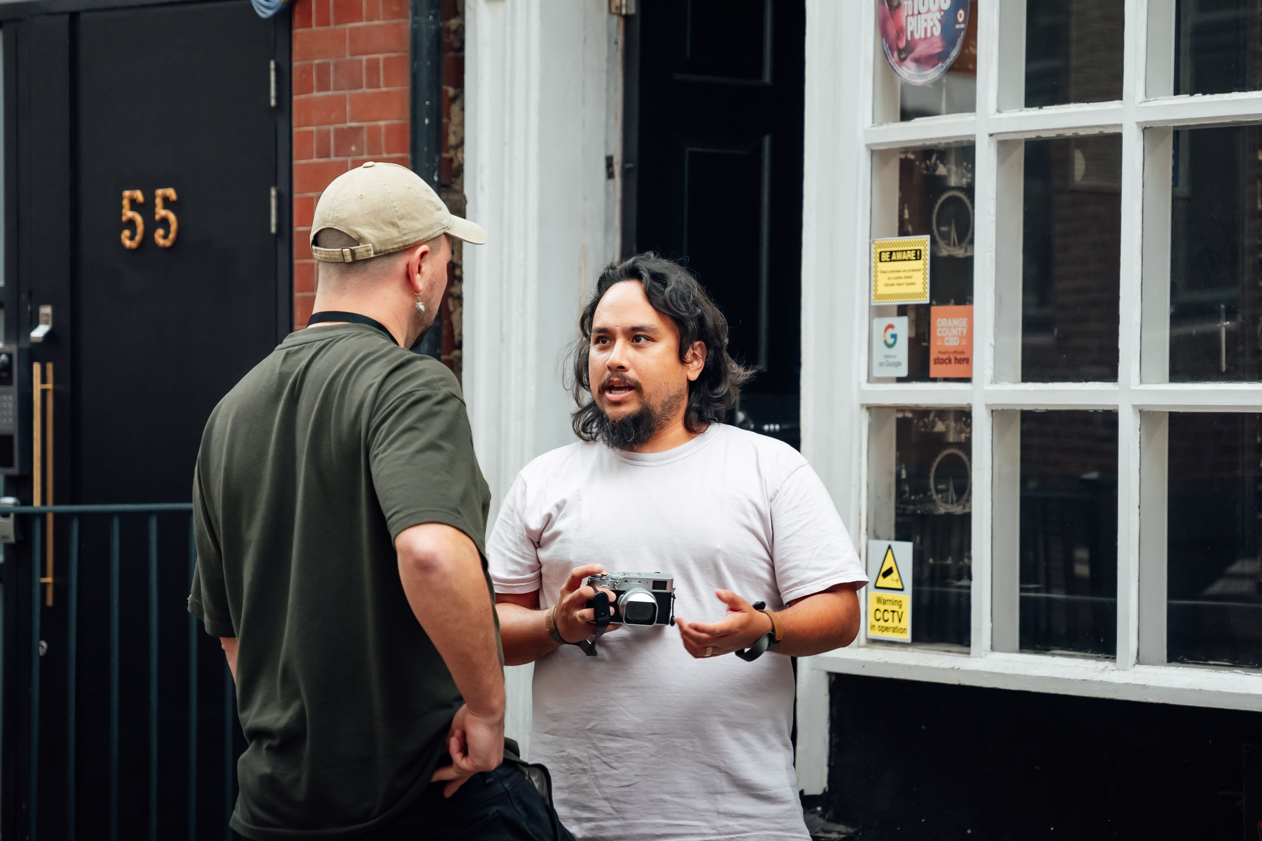 Casual Street Conversation in London · Free Stock Photo