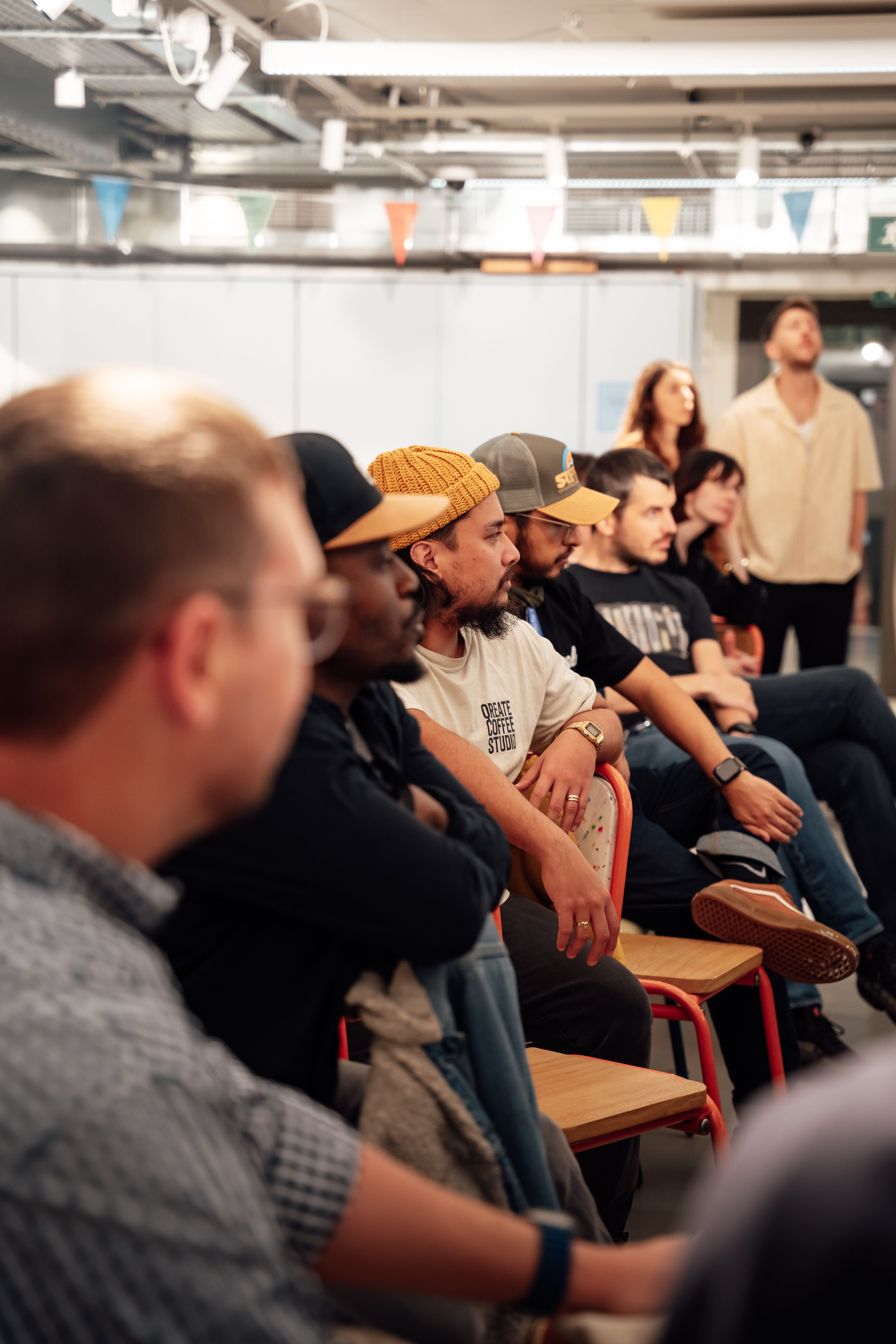 Personas Escuchando Atentamente En Un Taller · Foto de stock gratuita