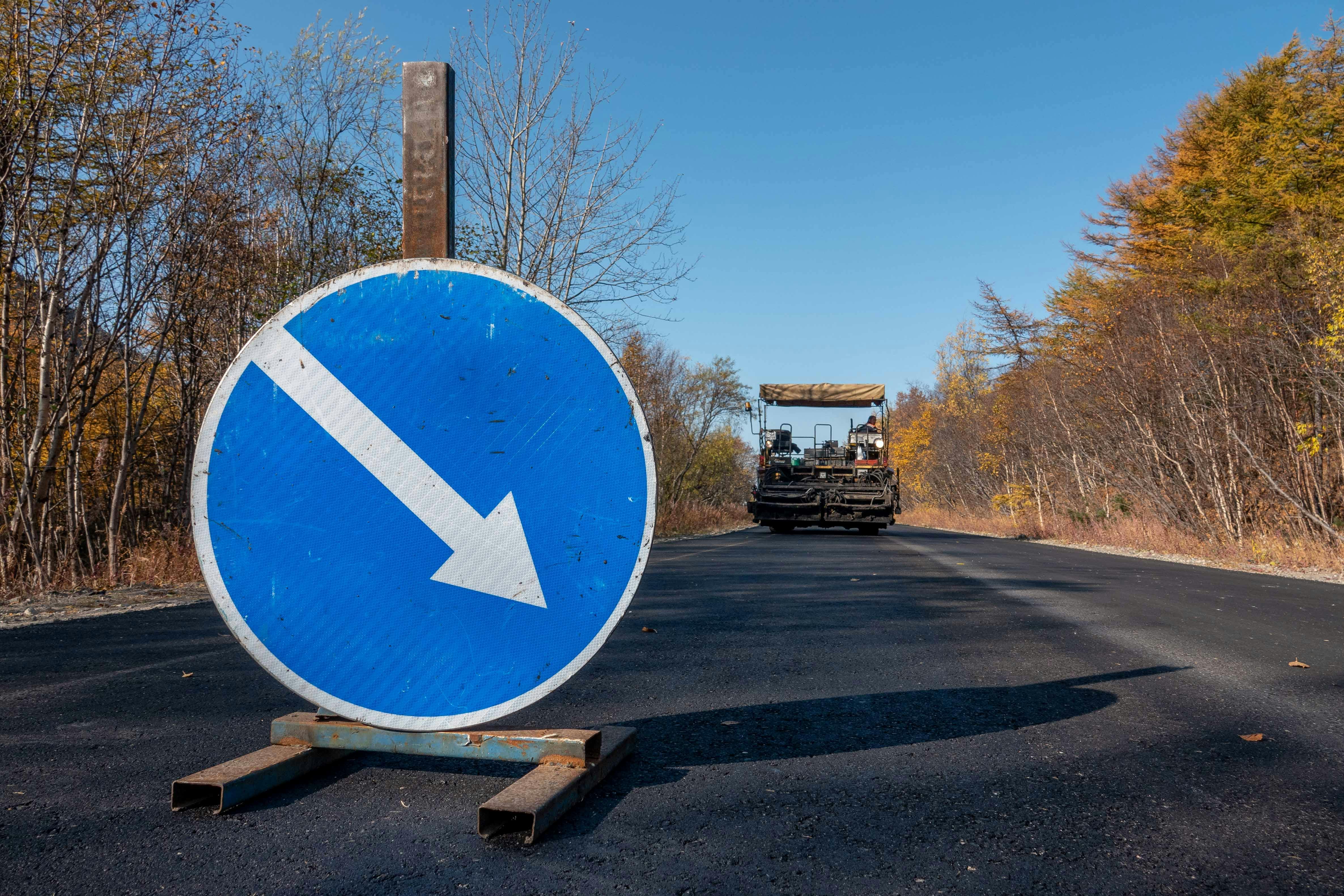 Road Construction with Directional Sign · Free Stock Photo