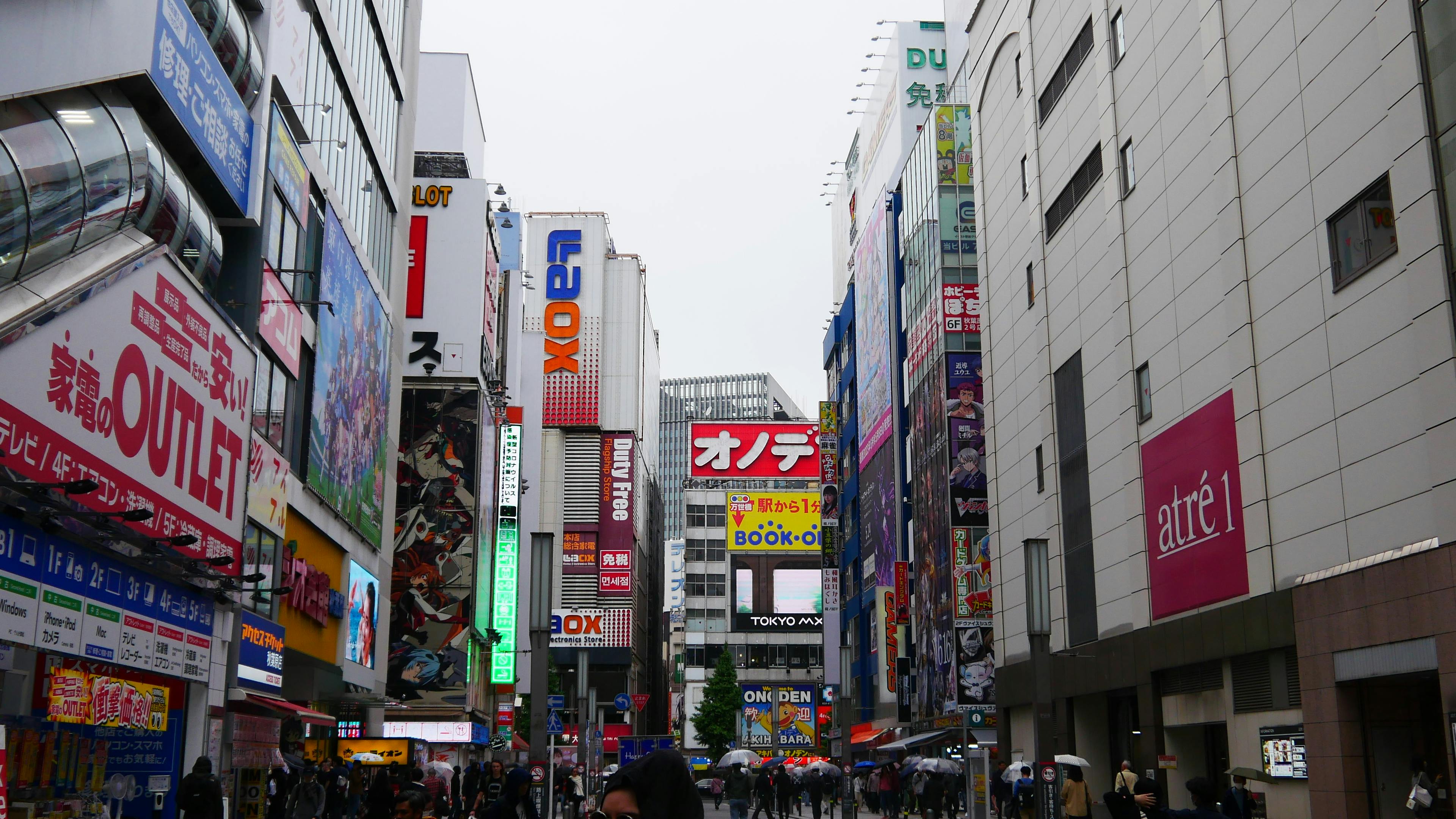 Vibrant Street Scene in Tokyo's Shinjuku District · Free Stock Photo