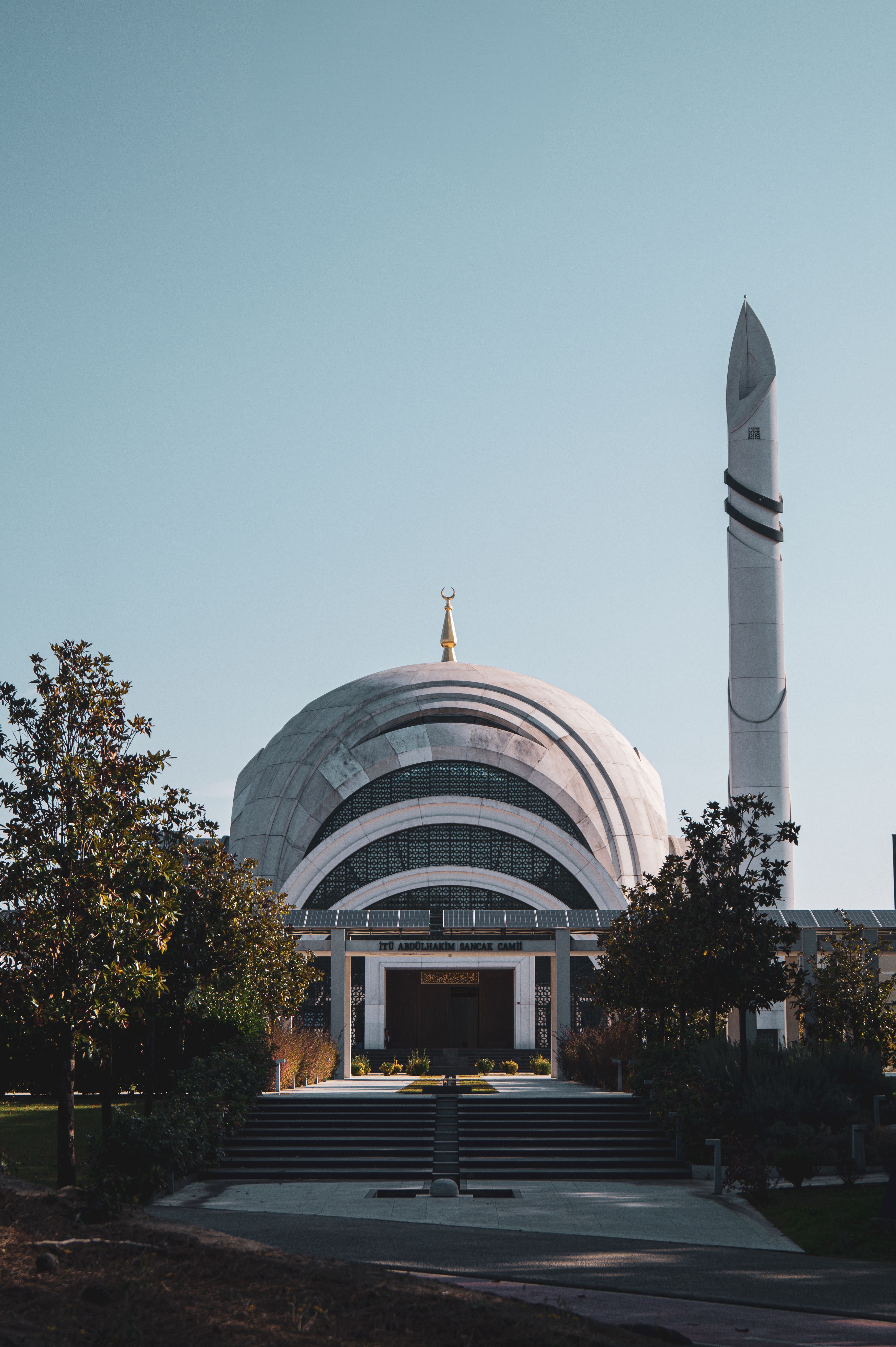 Modern Mosque with Spiral Minaret Architecture · Free Stock Photo