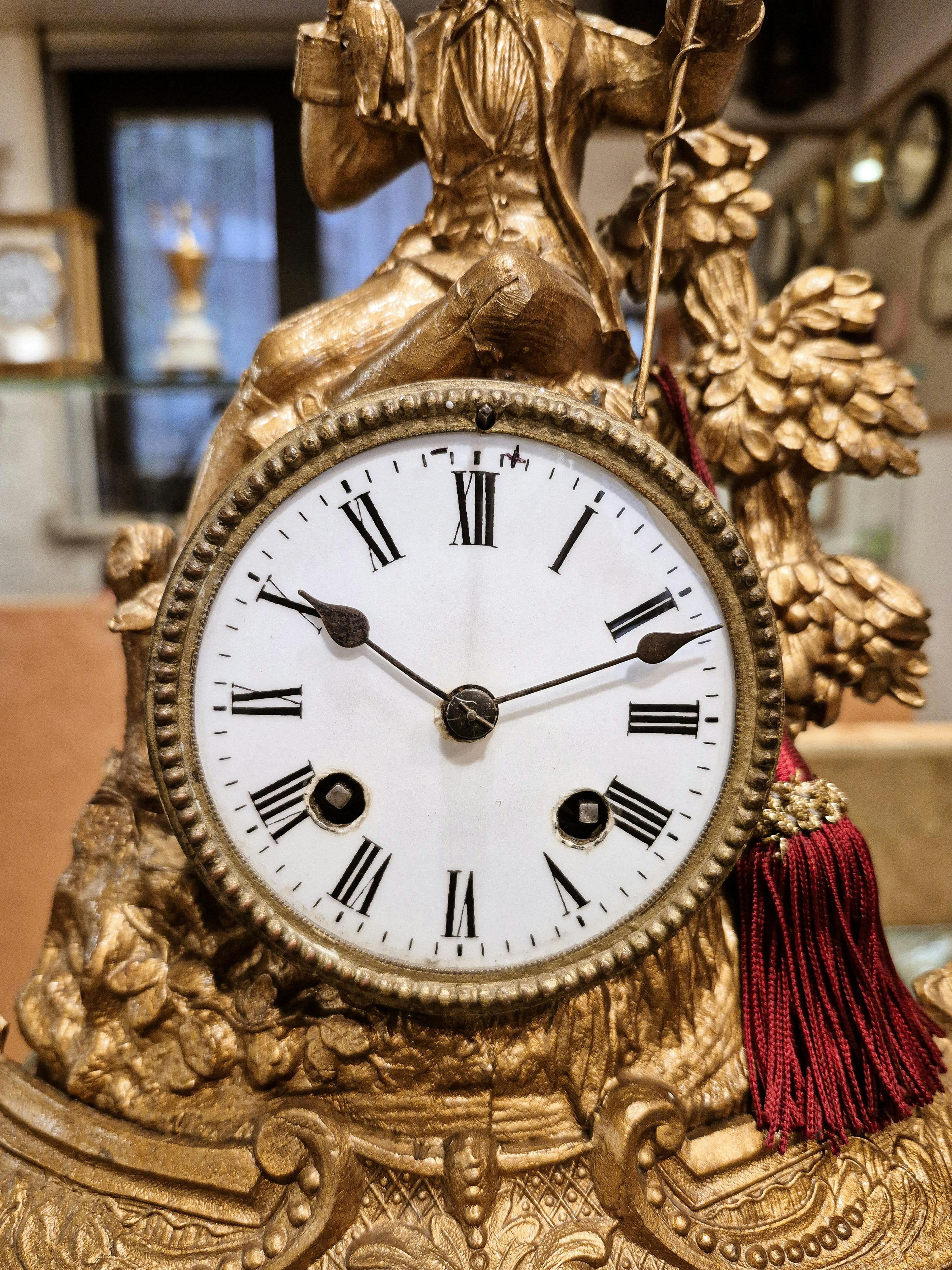 Vintage Brass Clock with Roman Numerals in Milano Shop · Free Stock Photo