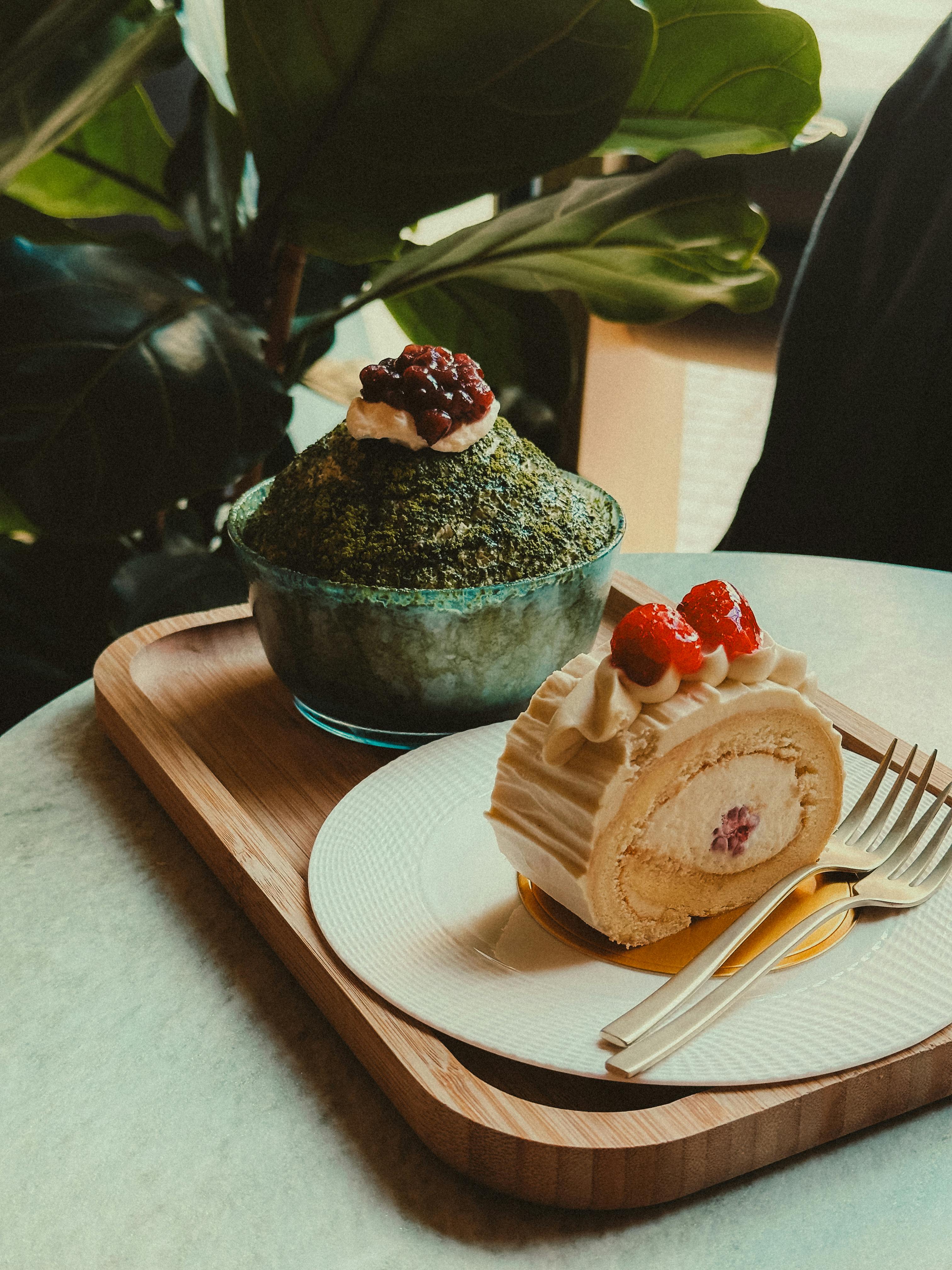 Postre Y Pastel De Matcha En Bandeja De Madera · Foto de stock gratuita