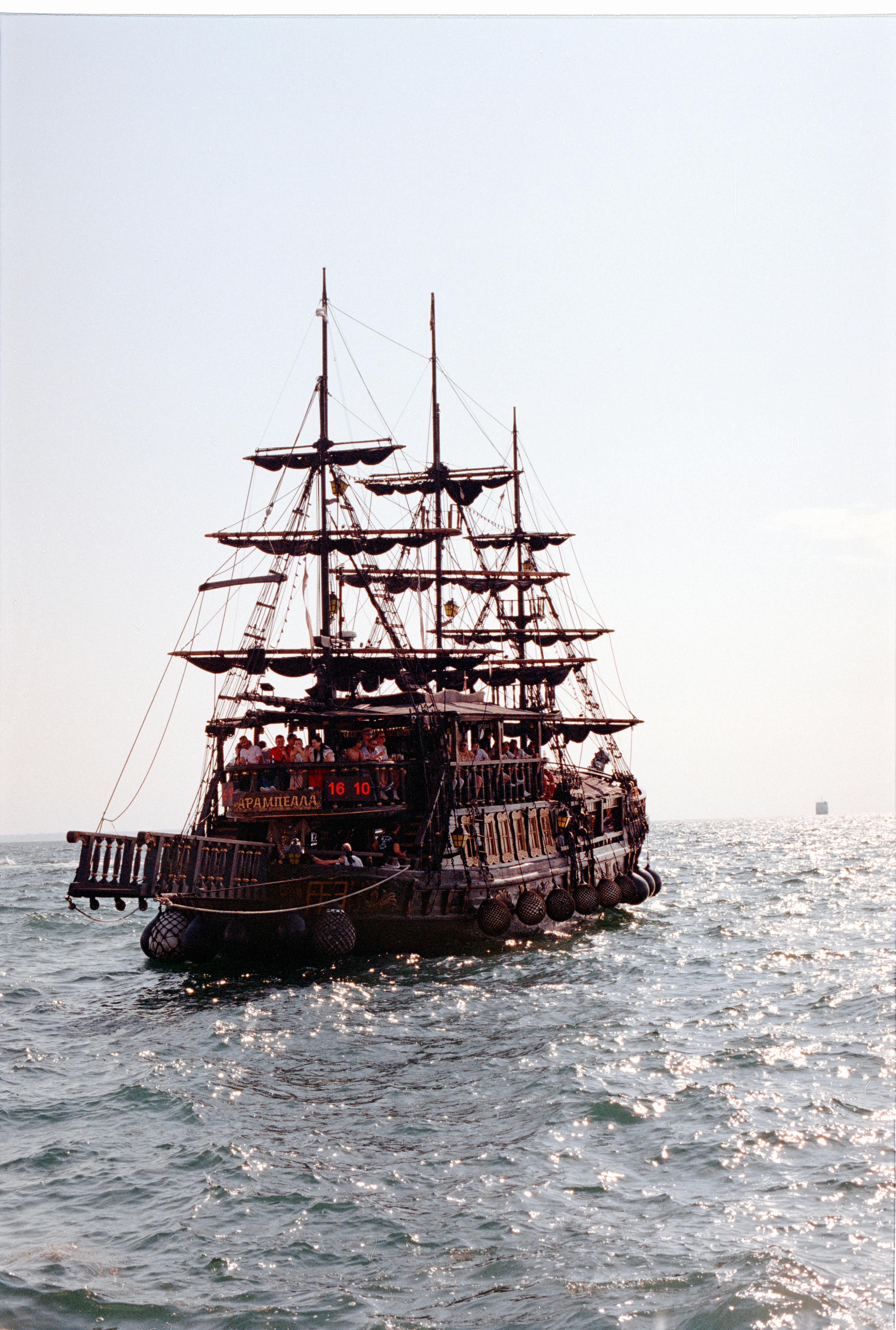 Navio Pirata Histórico Navegando Em Mar Aberto · Foto profissional gratuita