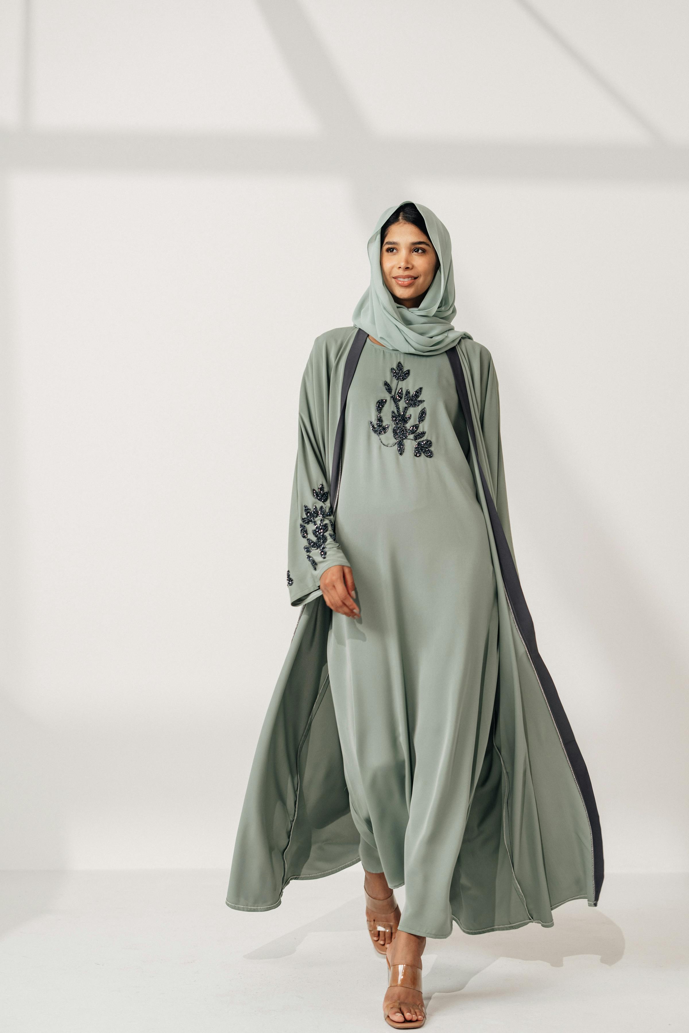 Model Elegan Mengenakan Abaya Bergaya · Foto Stok Gratis