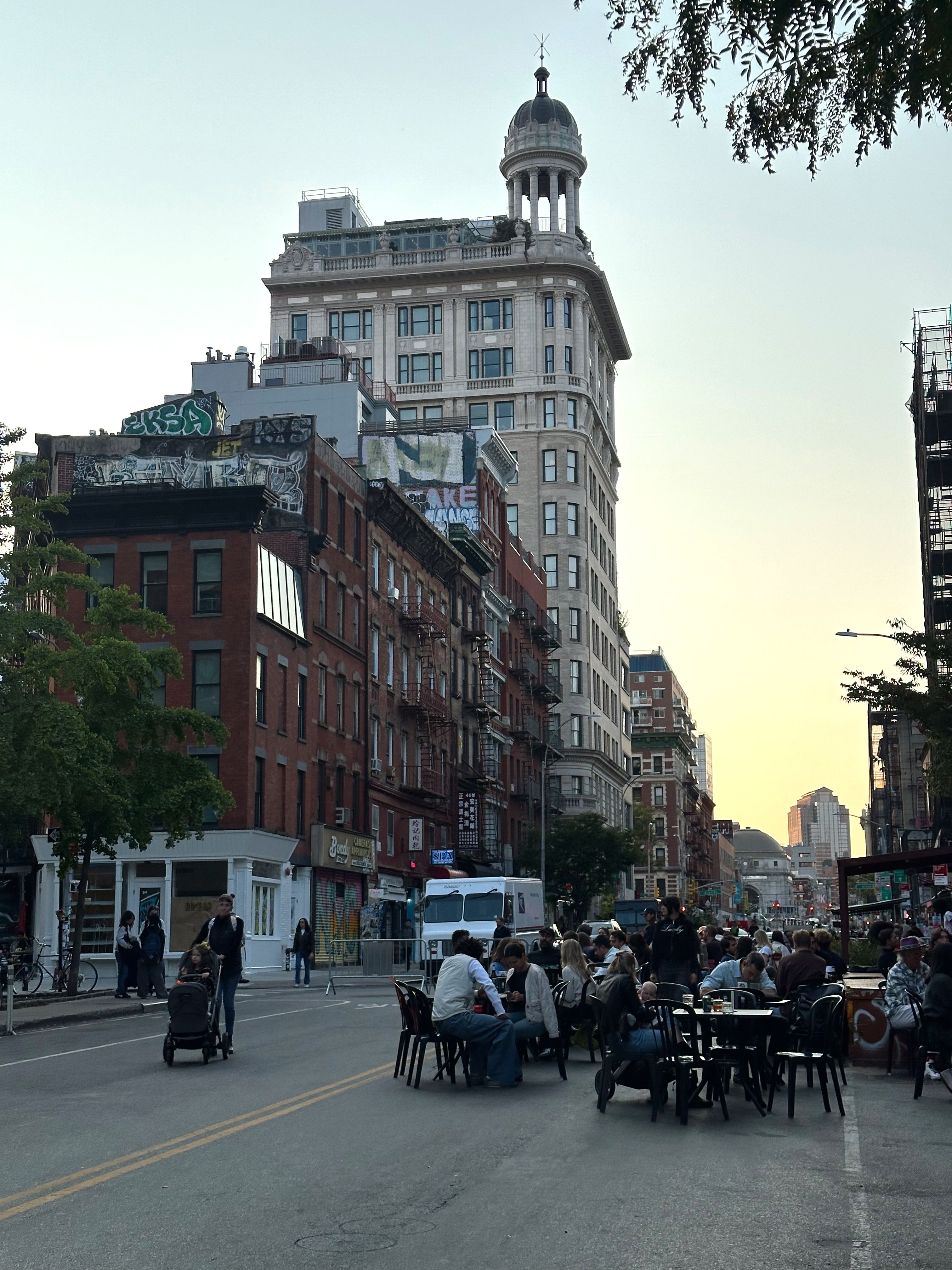 Street Dining in New York City at Dusk · Free Stock Photo