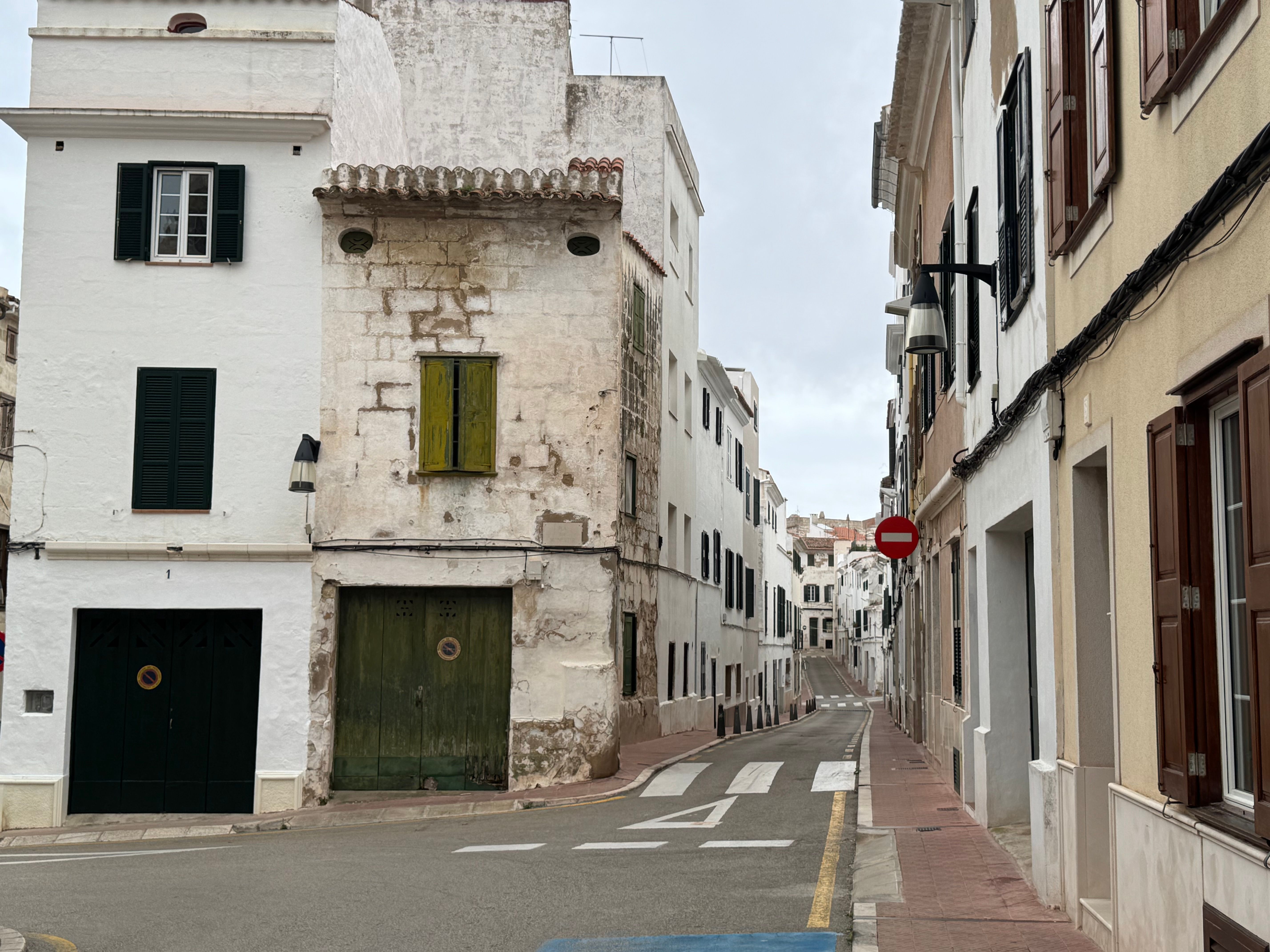 Charming Narrow Street in Historic Spanish Town · Free Stock Photo