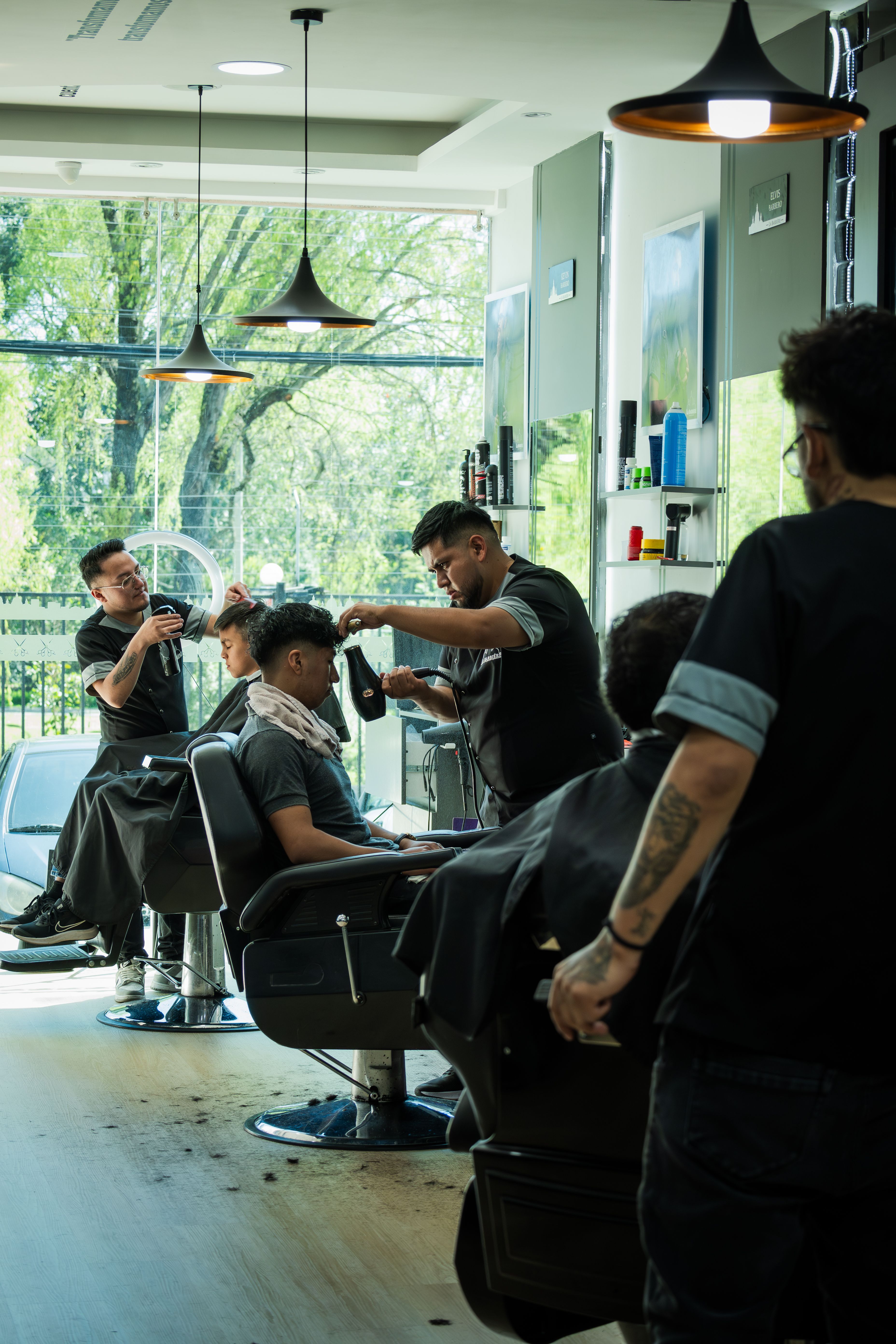 Modern Barbershop Scene in Cuenca, Ecuador · Free Stock Photo