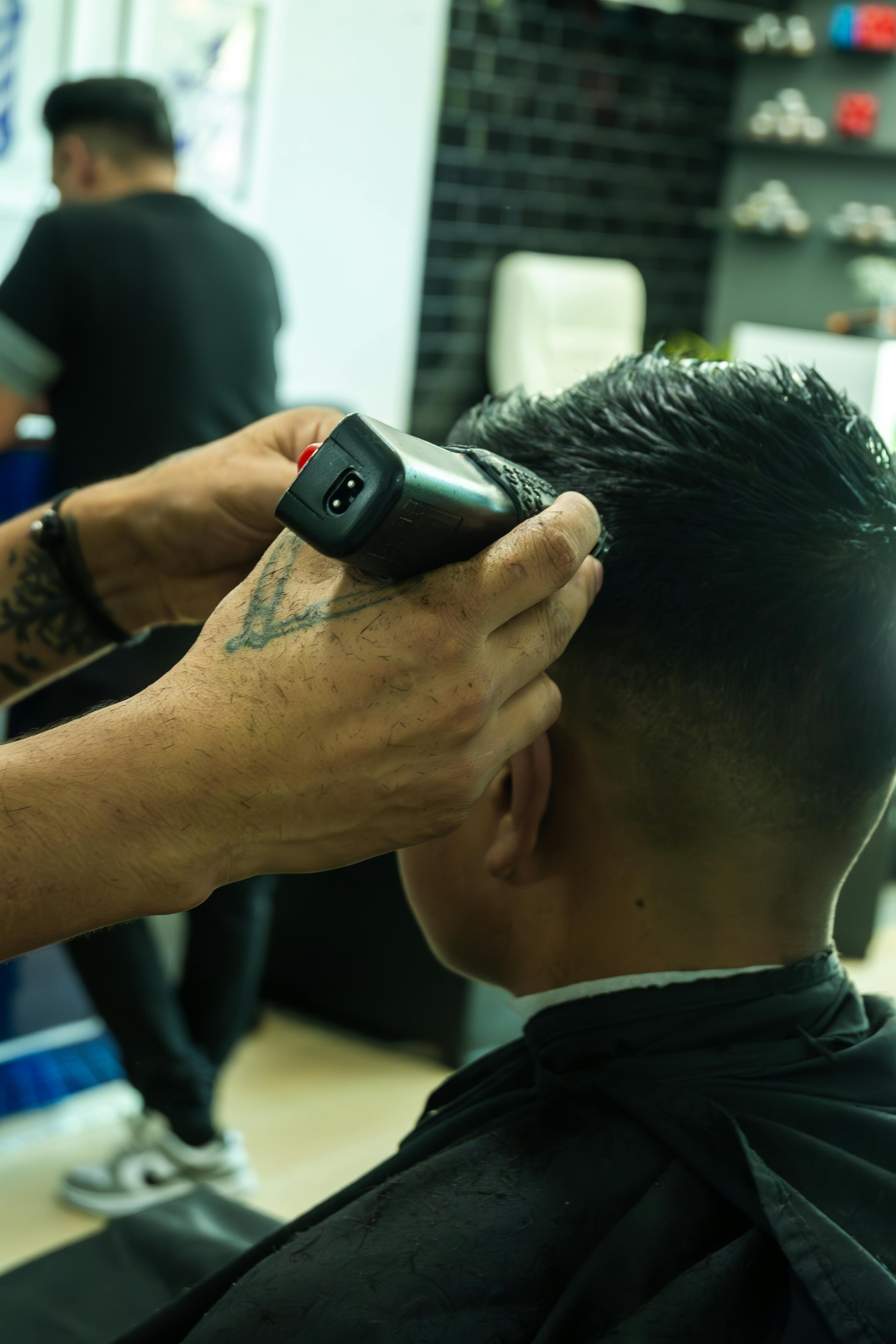 Professional Barber Trimming Hair at Salon · Free Stock Photo