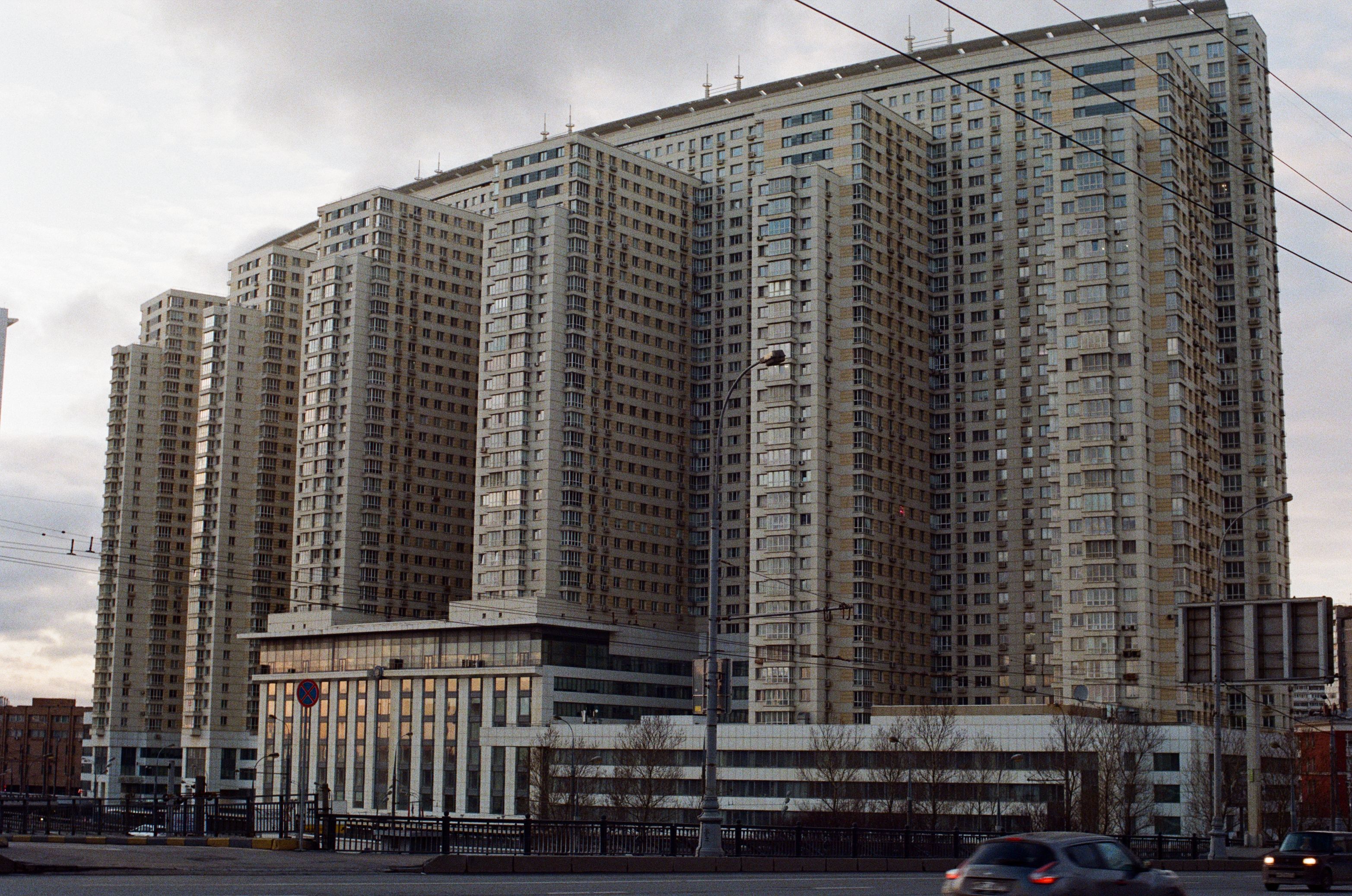 Towering Brutalist Residential Building in Cityscape · Free Stock Photo