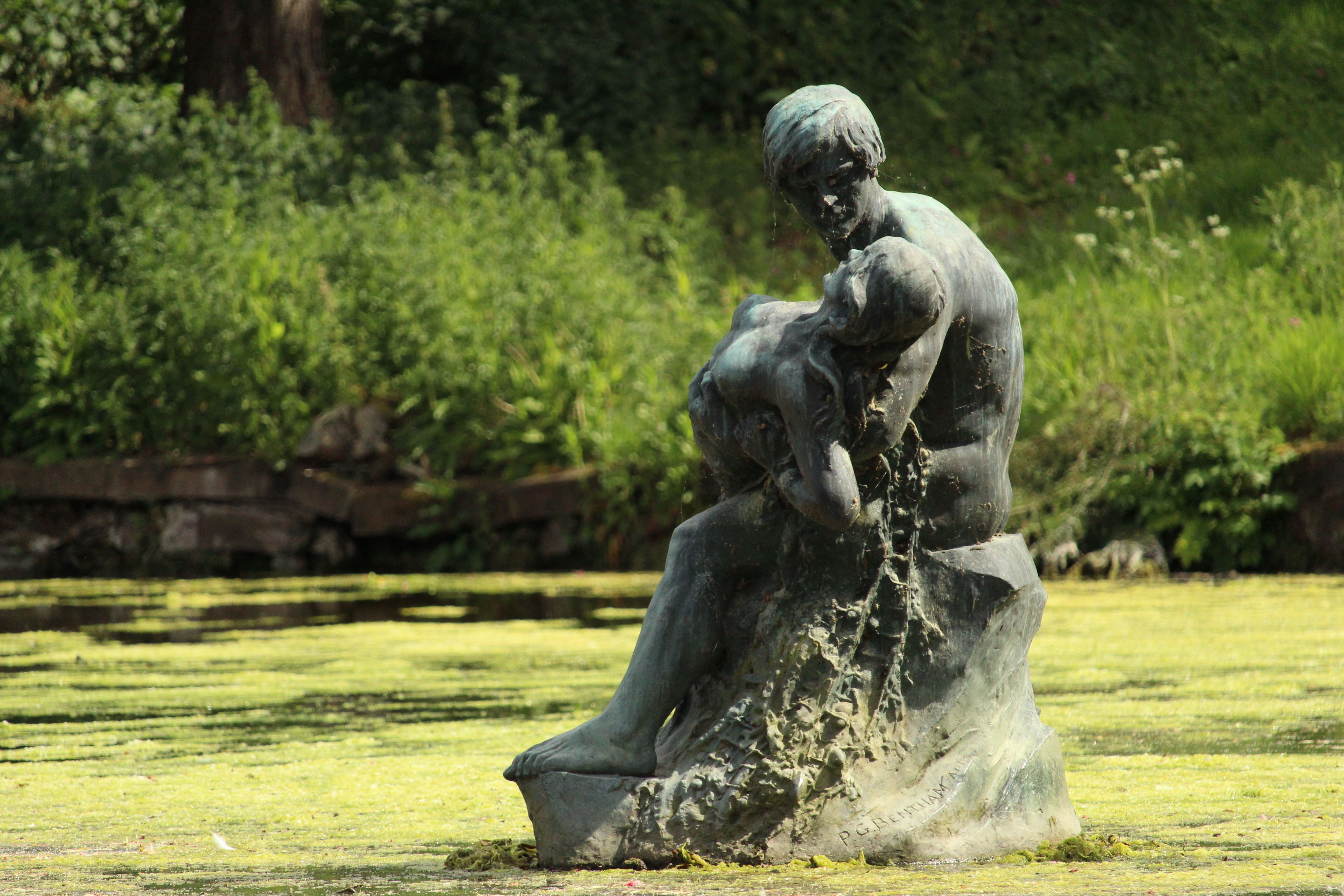 Serene Statue in Lush Green Park Setting · Free Stock Photo