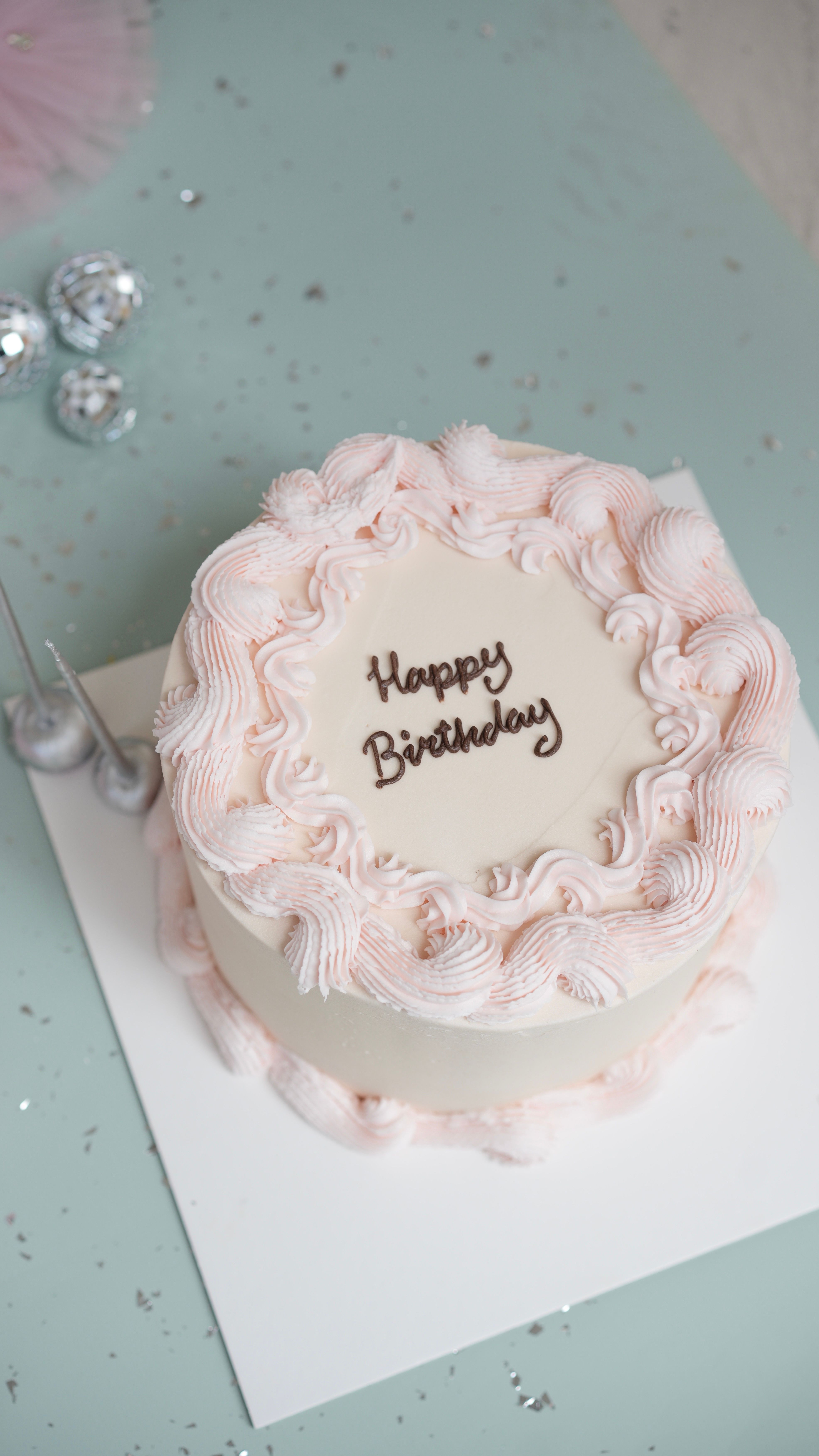 Gâteau D'anniversaire Rose élégant Avec Glaçage Blanc · Photo gratuite