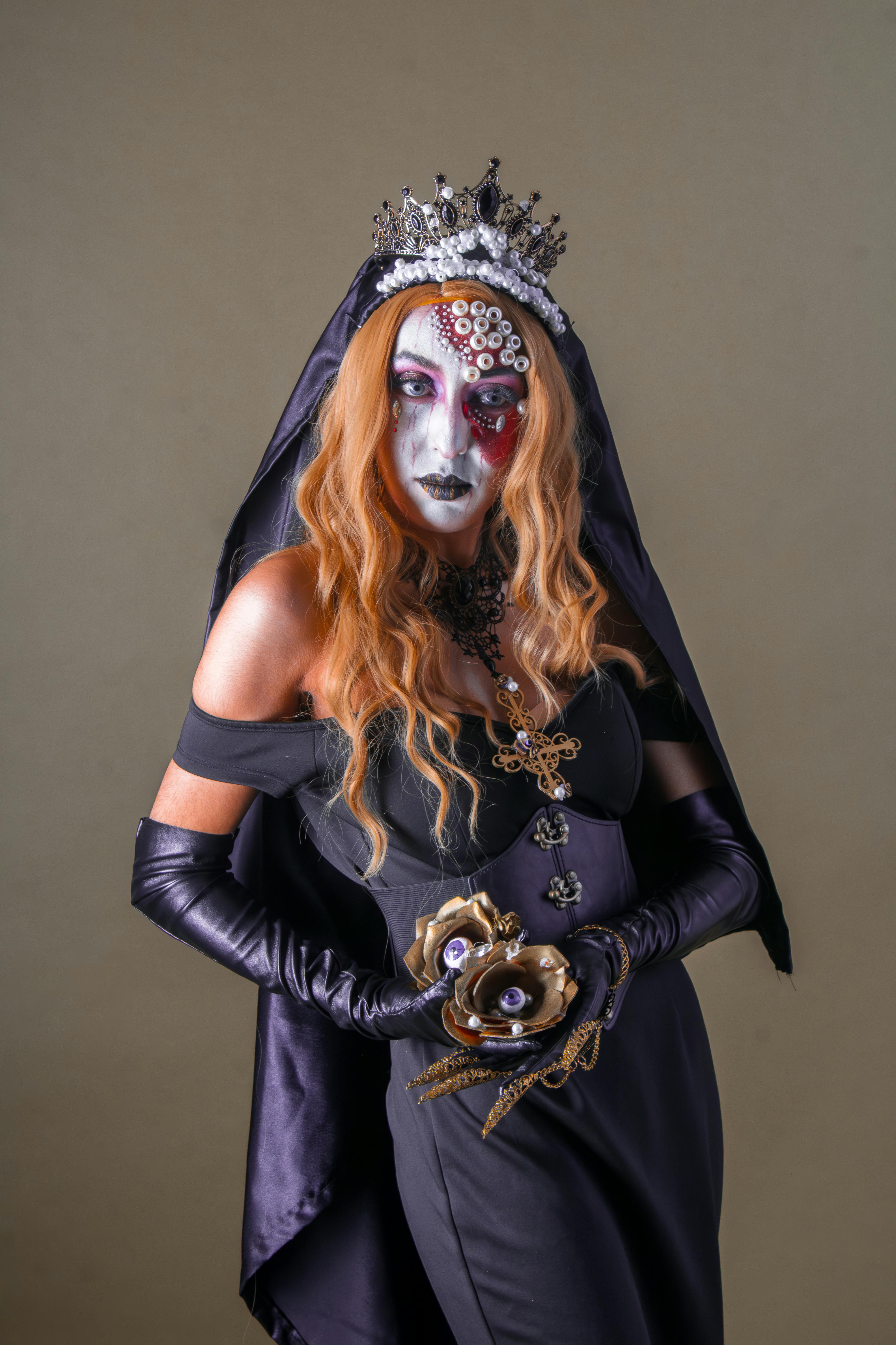 Dramática Mujer Gótica Con Corona Y Maquillaje · Foto de stock gratuita