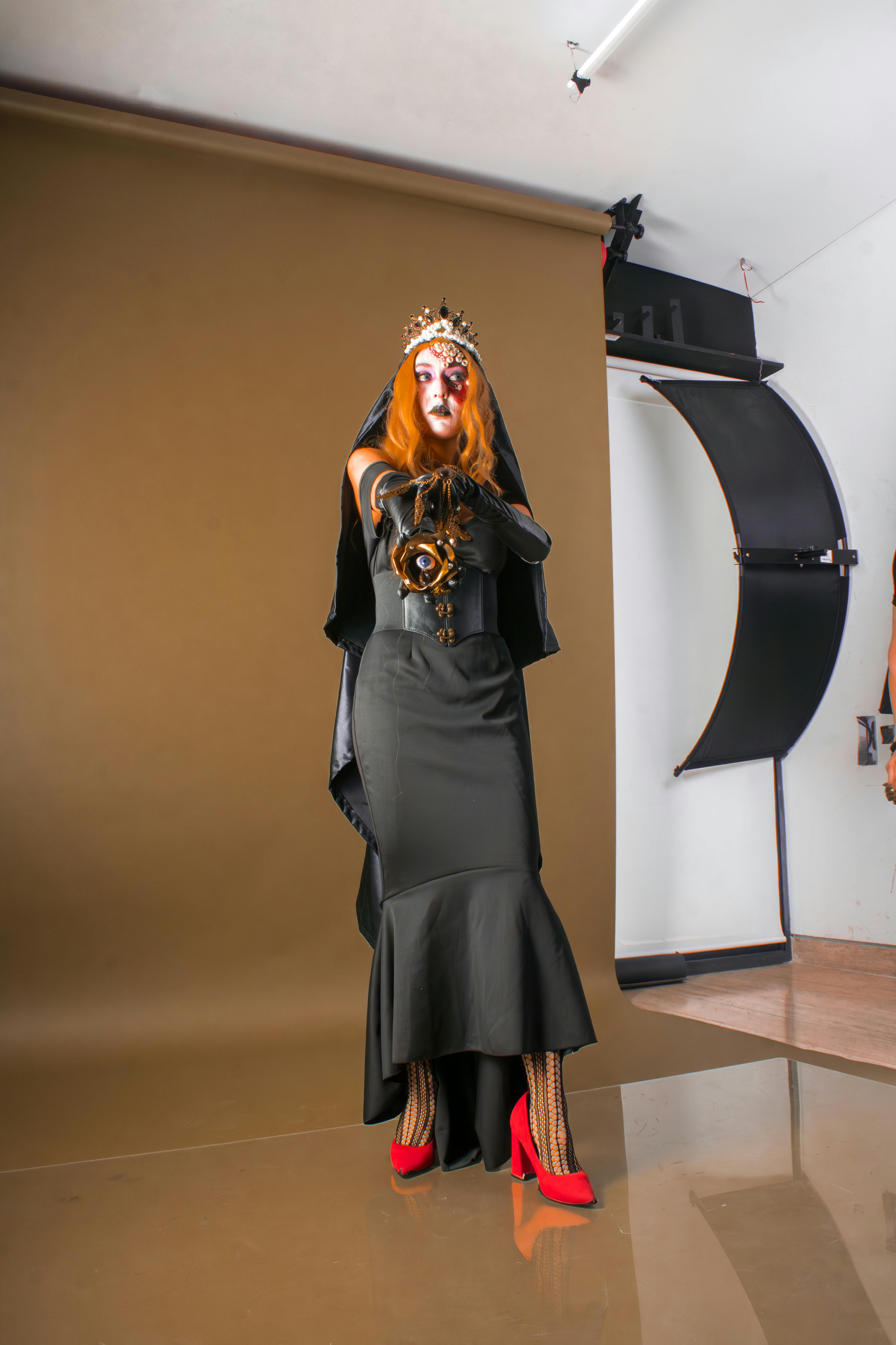 Modèle De Costume Gothique Dans Un Studio Professionnel · Photo gratuite