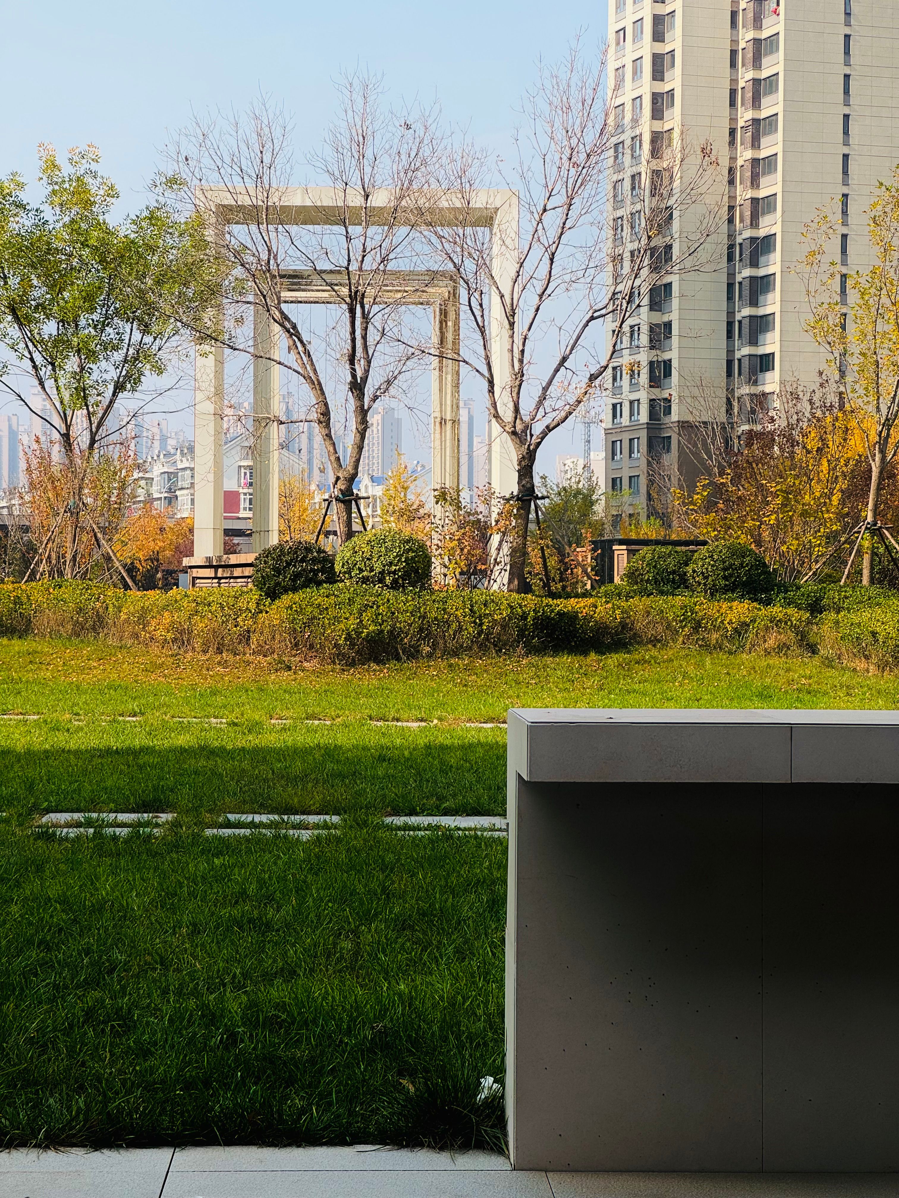 Modern Park with Architectural Frames and High-Rise · Free Stock Photo