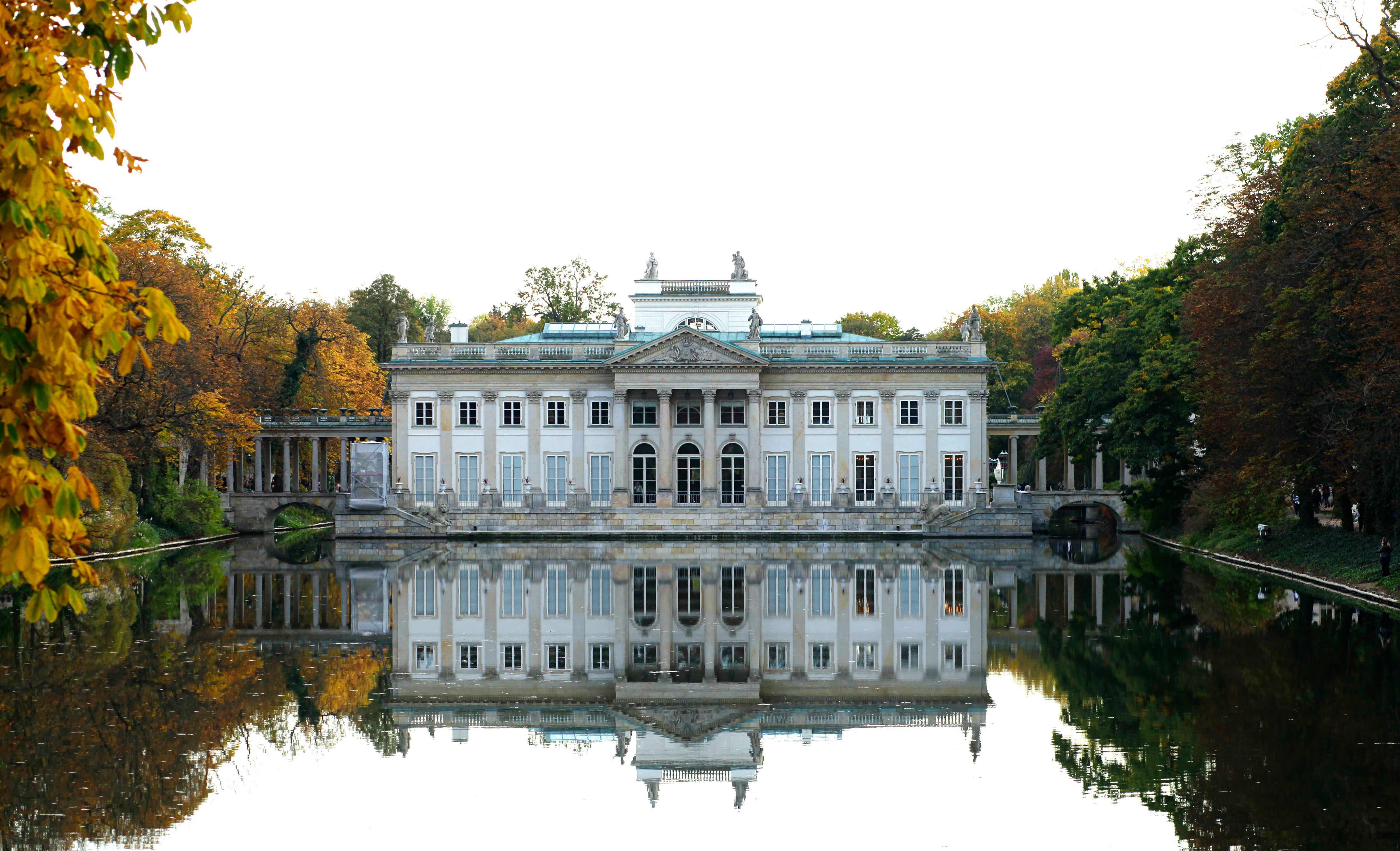 Palace on the Isle in Autumn Reflection · Free Stock Photo