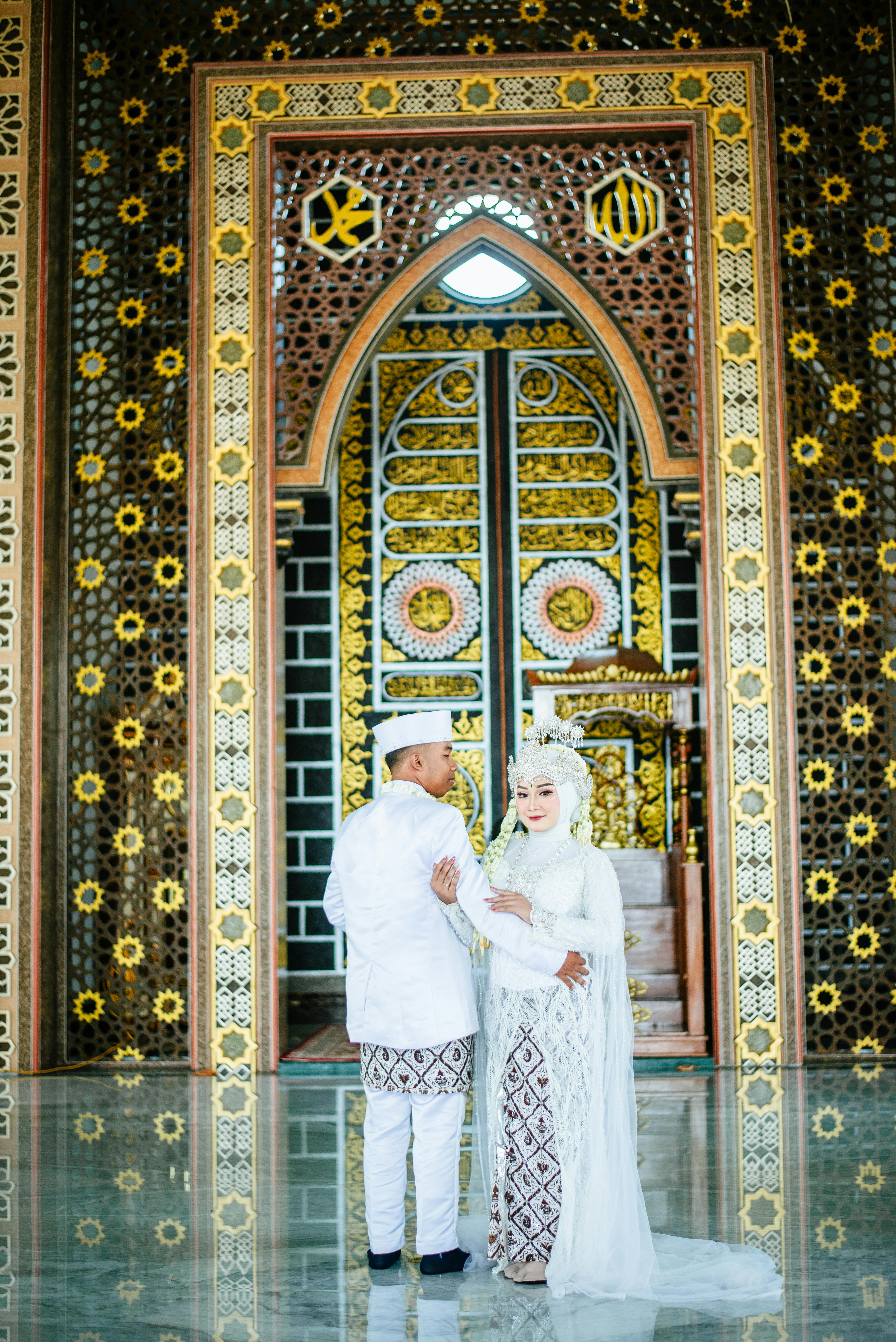 Elegant Javanese Wedding Couple in Traditional Attire · Free Stock Photo
