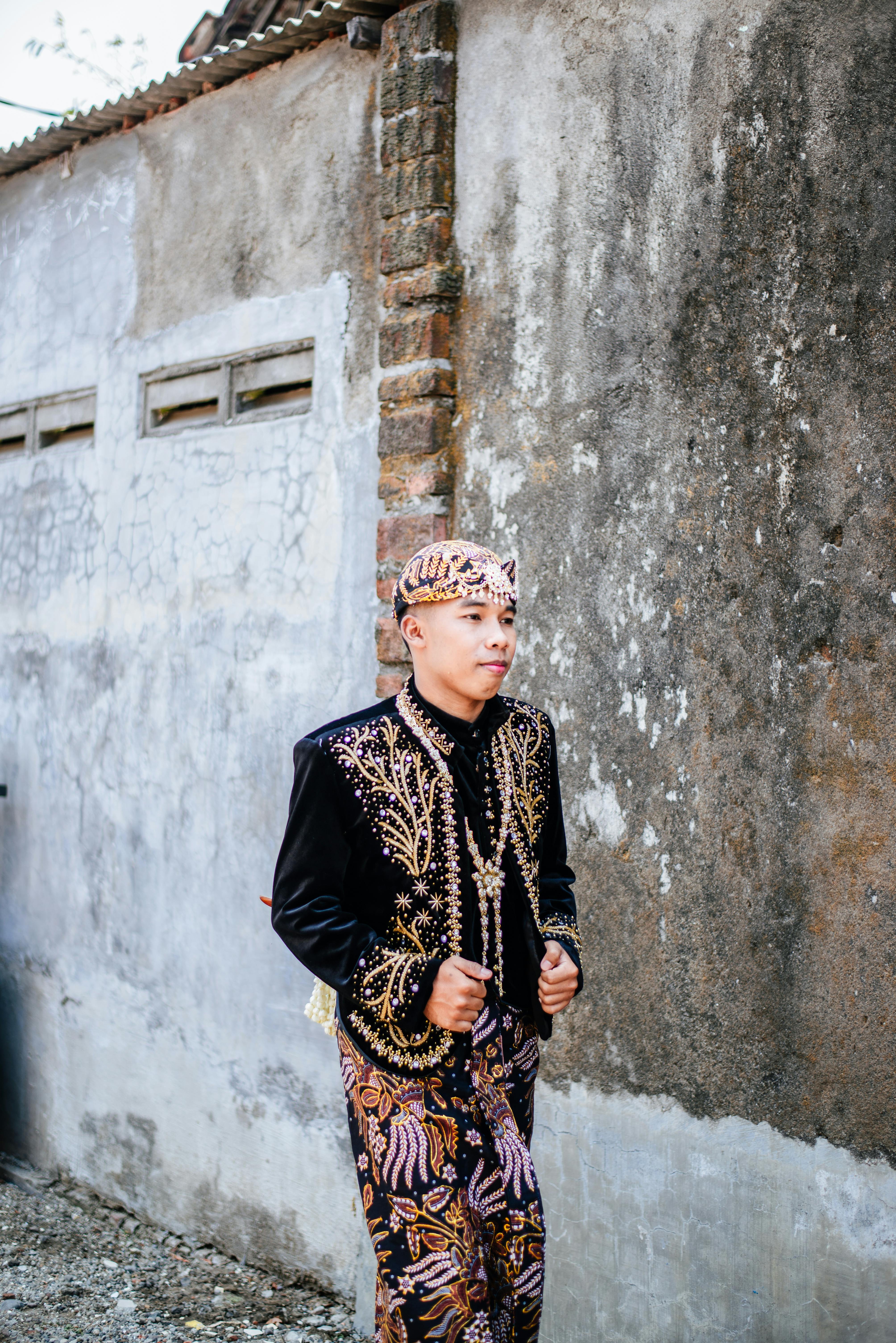 Traditional Javanese Wedding Attire Outdoors · Free Stock Photo