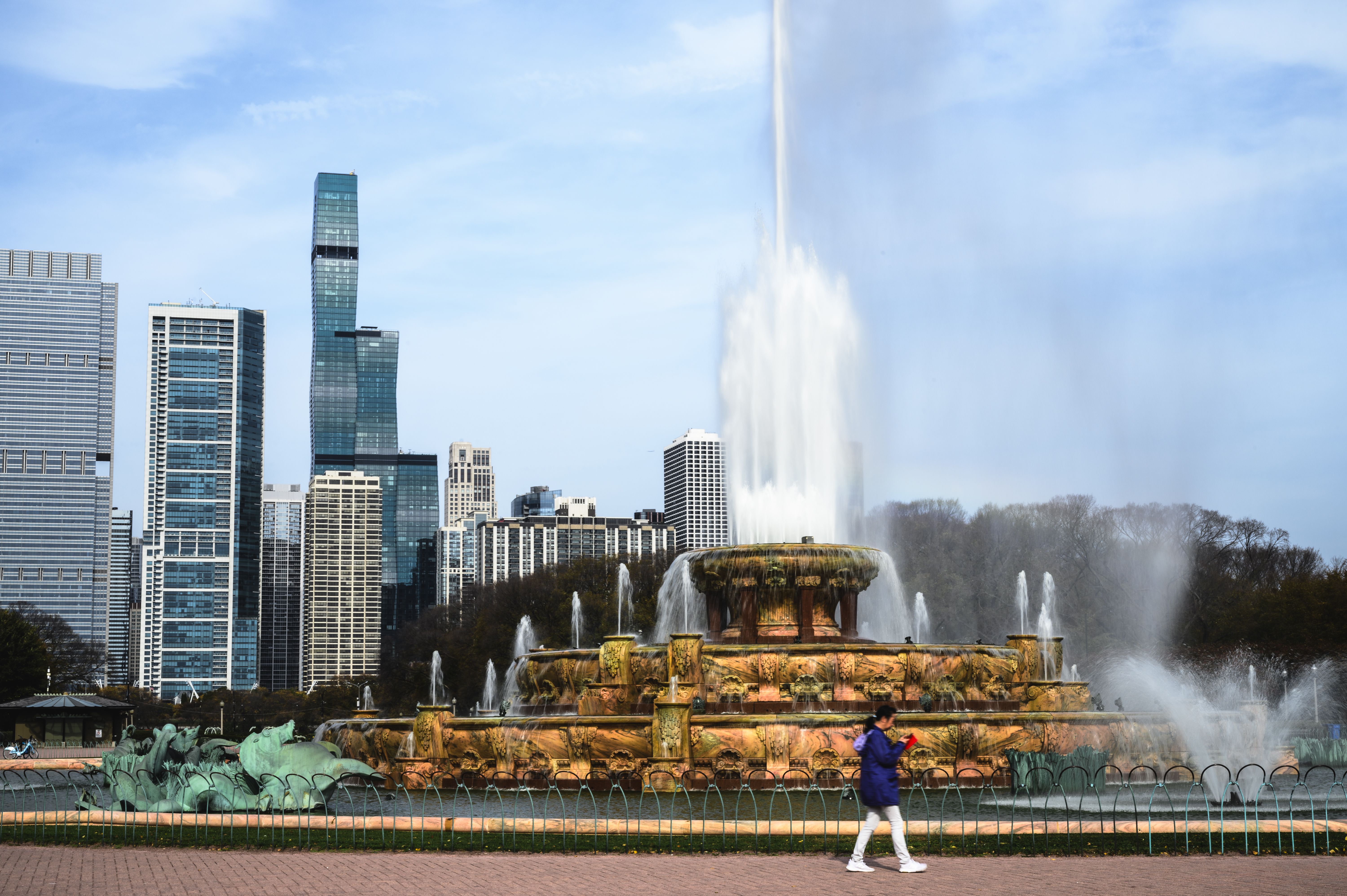 Chicago's Iconic Skyline and Fountain on Sunny Day · Free Stock Photo